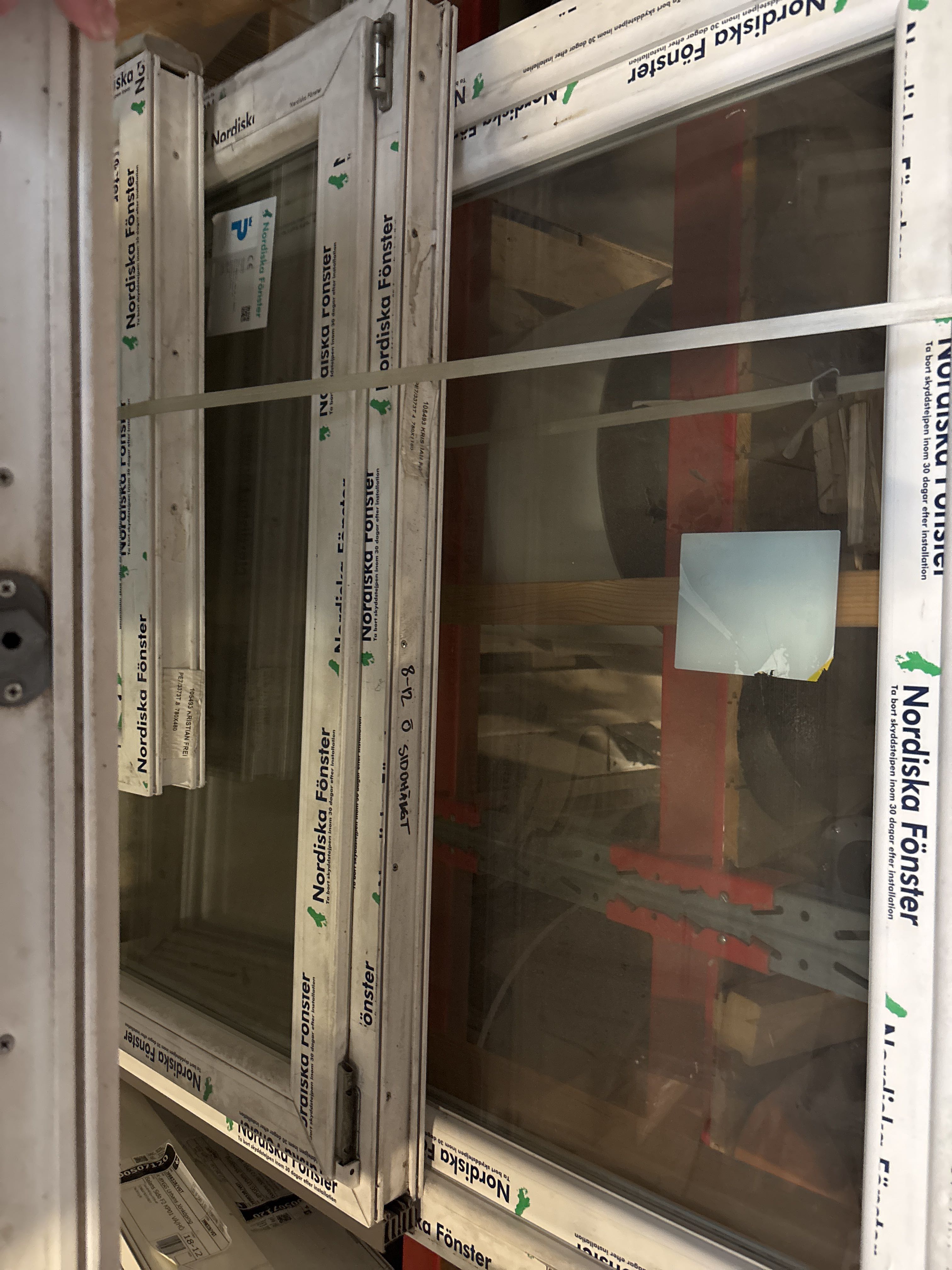 Plastic windows – Nordiska Fönster – mixed sizes, 4 pcs. - PS Auction ...