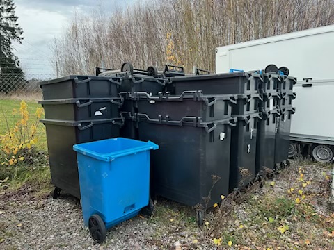 Various containers of 770L and some smaller - PS Auction - We value the ...