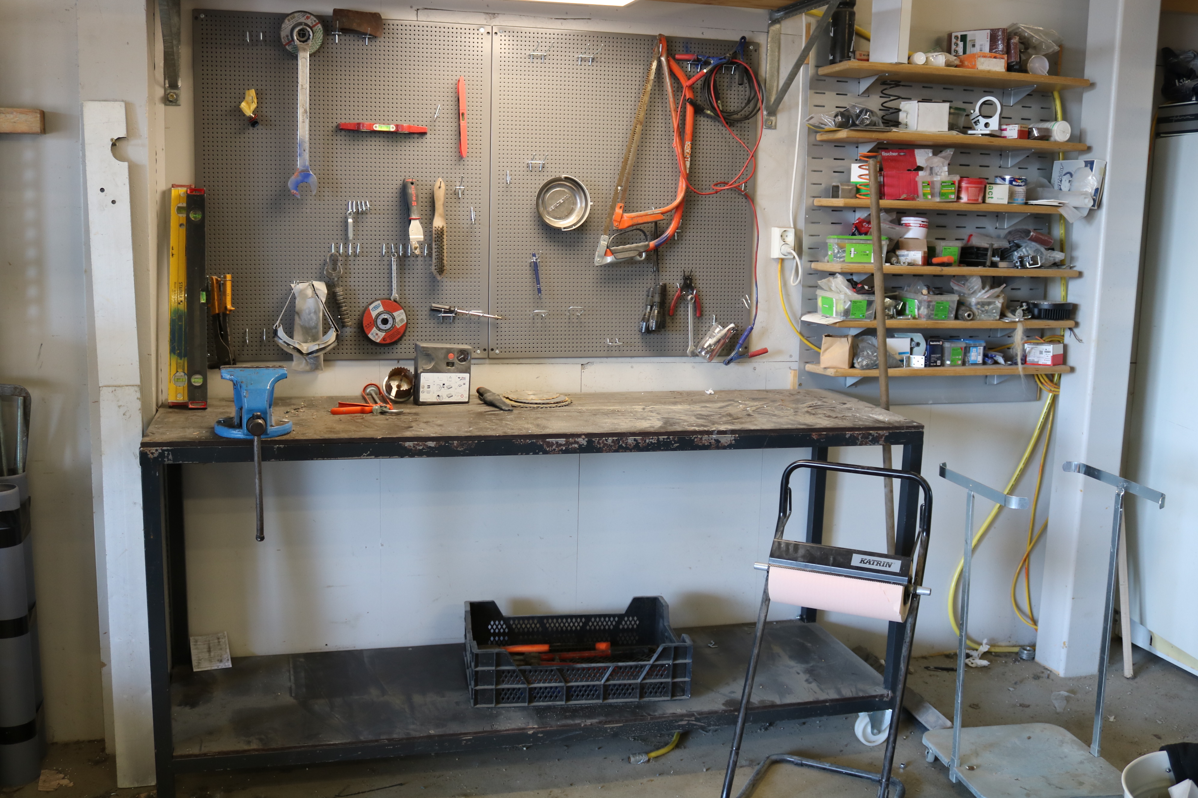 Workbench with tool boards, etc. - PS Auction - We value the future ...
