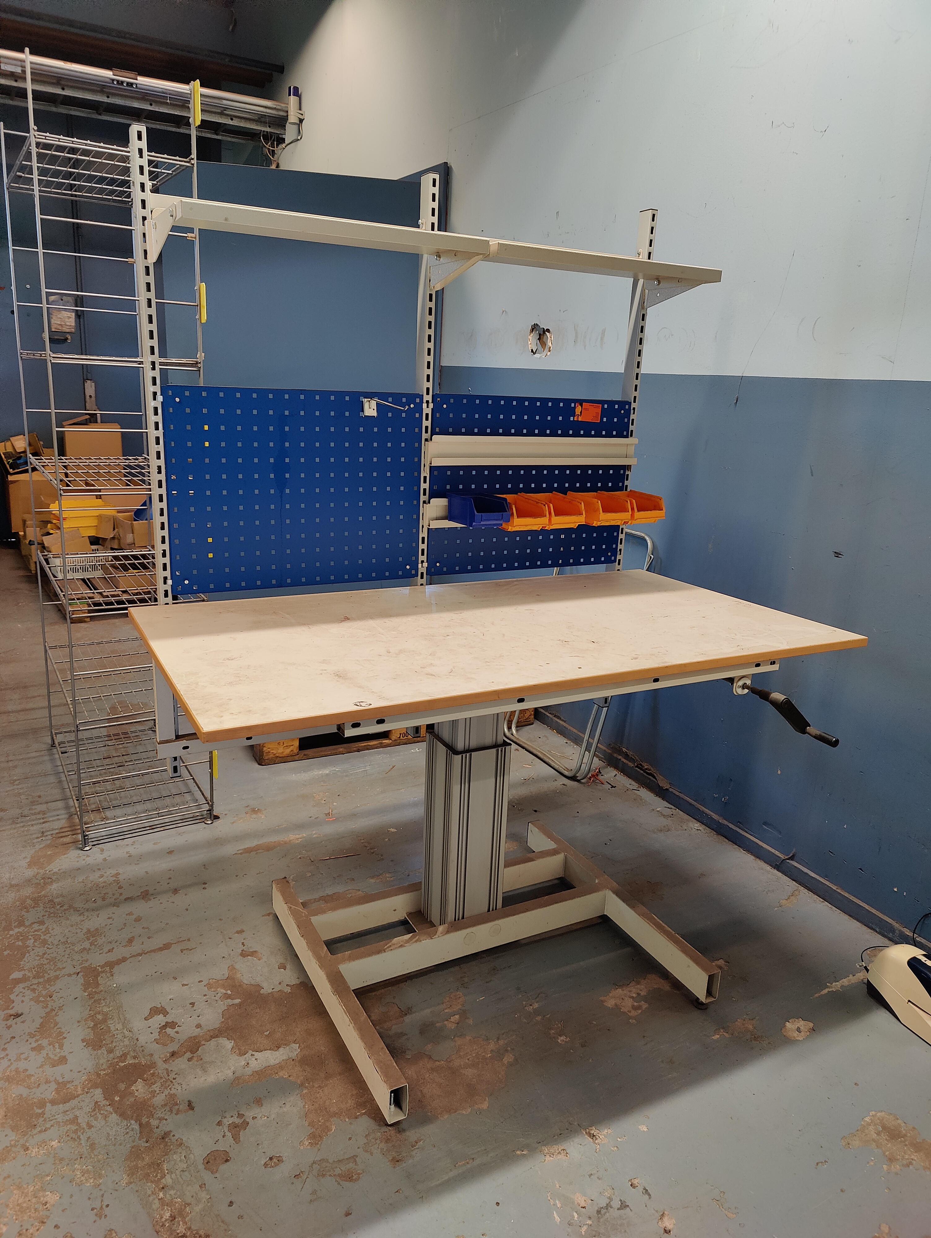 Raised and lowered Workbench - PS Auction - We value the future ...