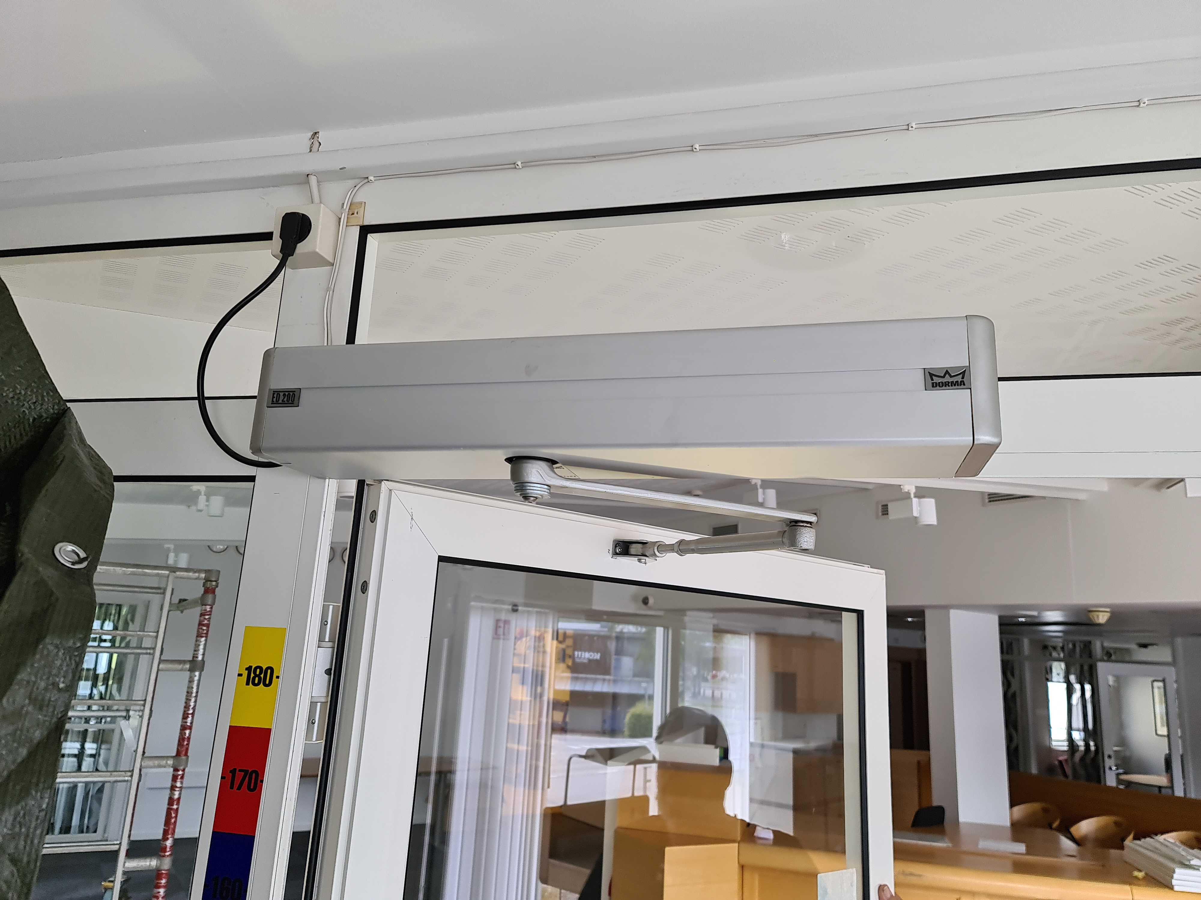 Entré vindfång med dörröppnare och styrautomatik från Dorma ED 200 ...