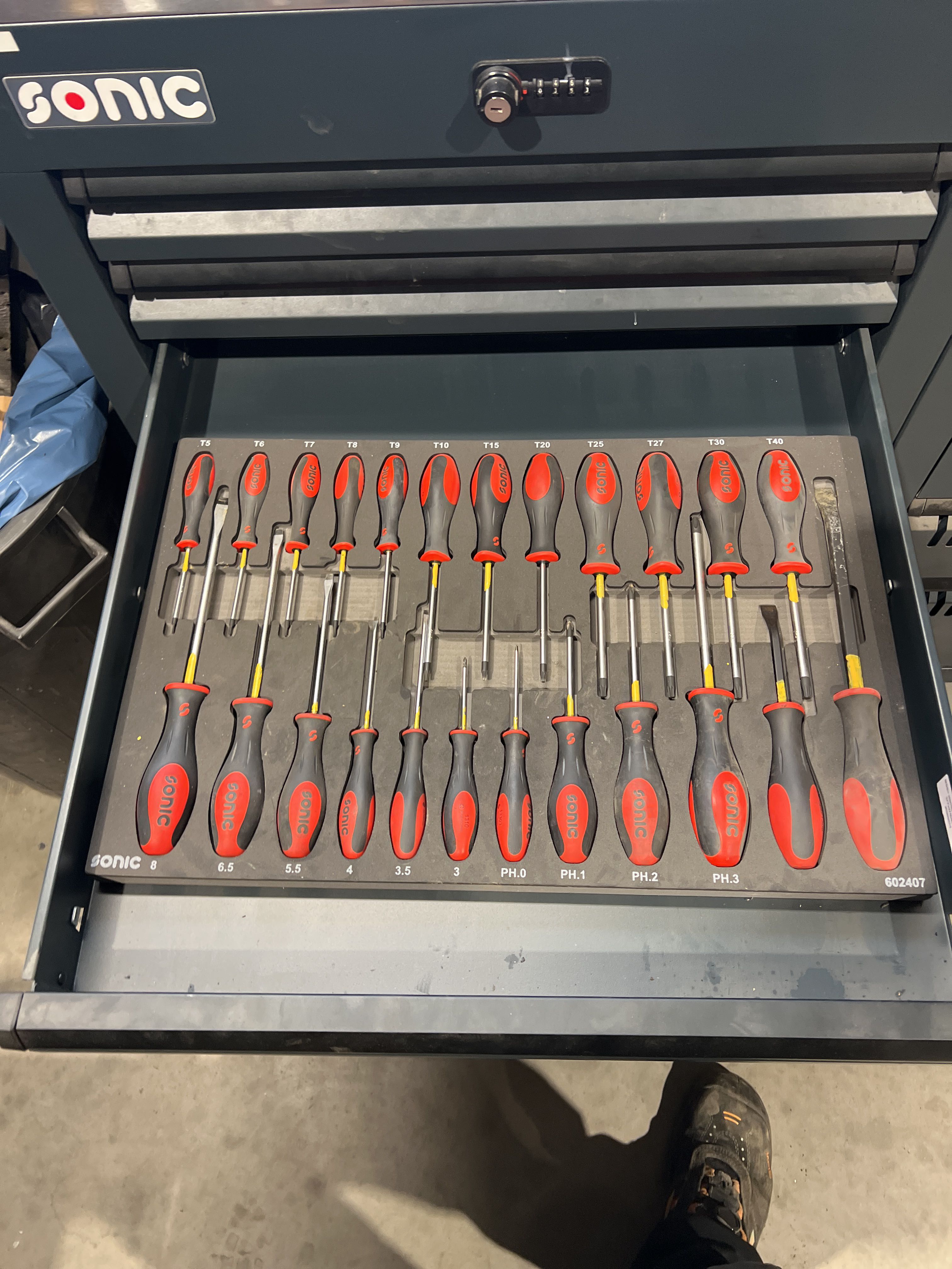 Sonic service station with tools - PS Auction - We value the future ...