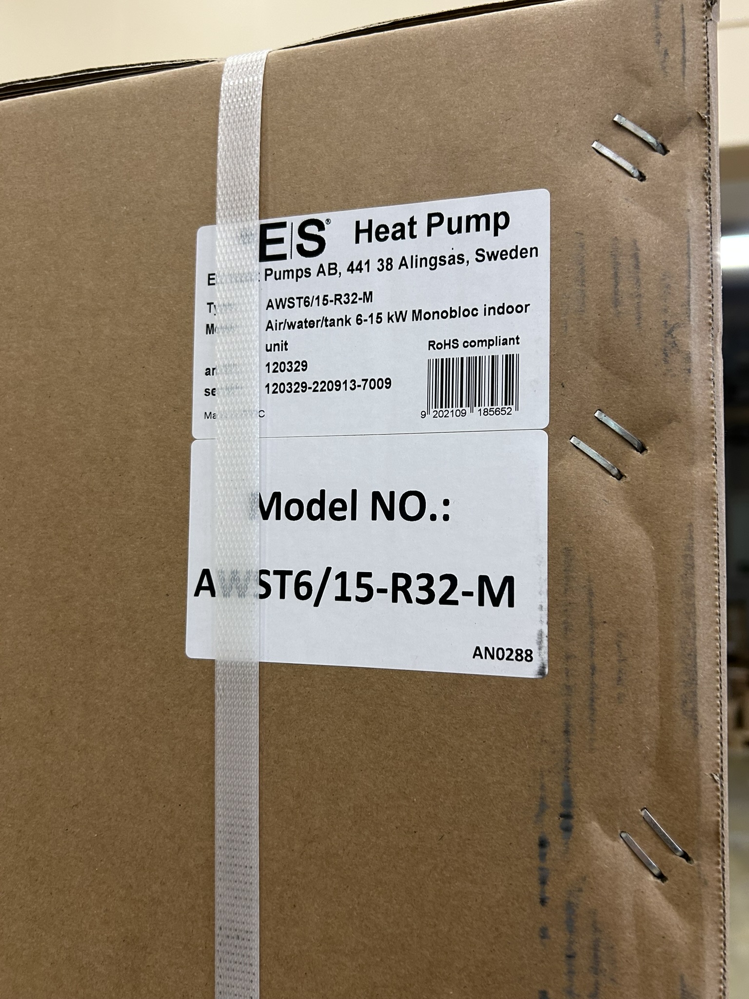 15 kW luft/vatten värmepump från Energy Save. Varmvattentank ...