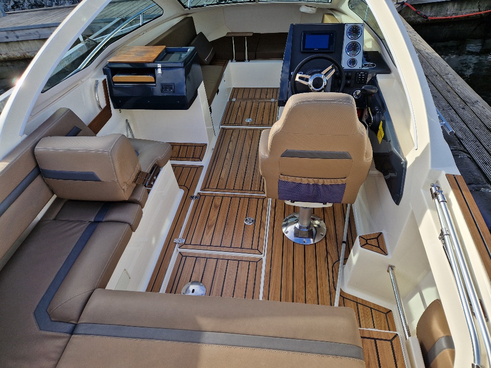 Motorbåt FLIPPER 640 ST-2015 Gångtid: 380 timmar - Auktioner online ...