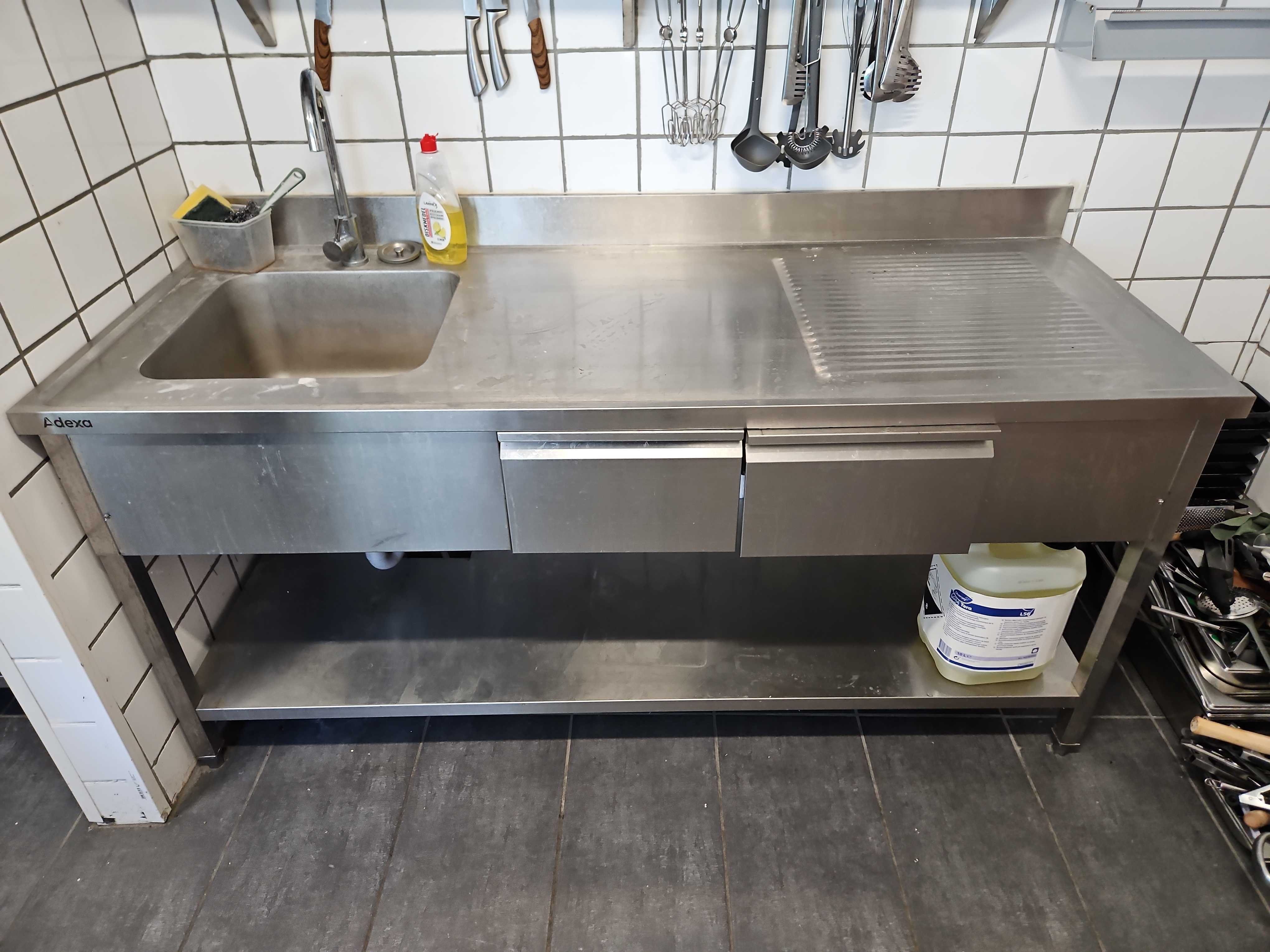 Rostfri bänk med vask, blandare och lådor - Adexa - Auktioner online ...