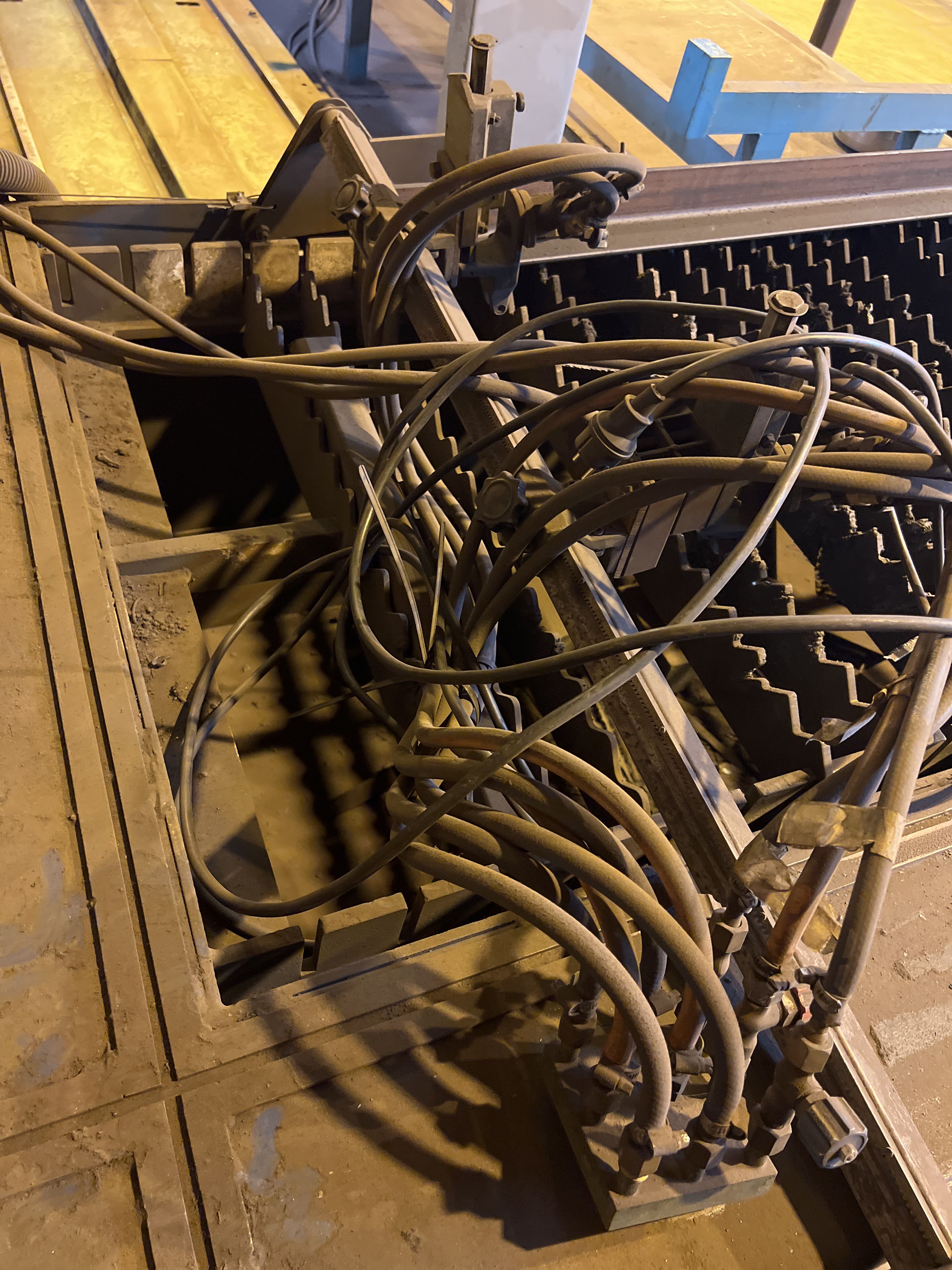 Edge chamfering machine gas cutting 2.5m cutting table - PS Auction ...