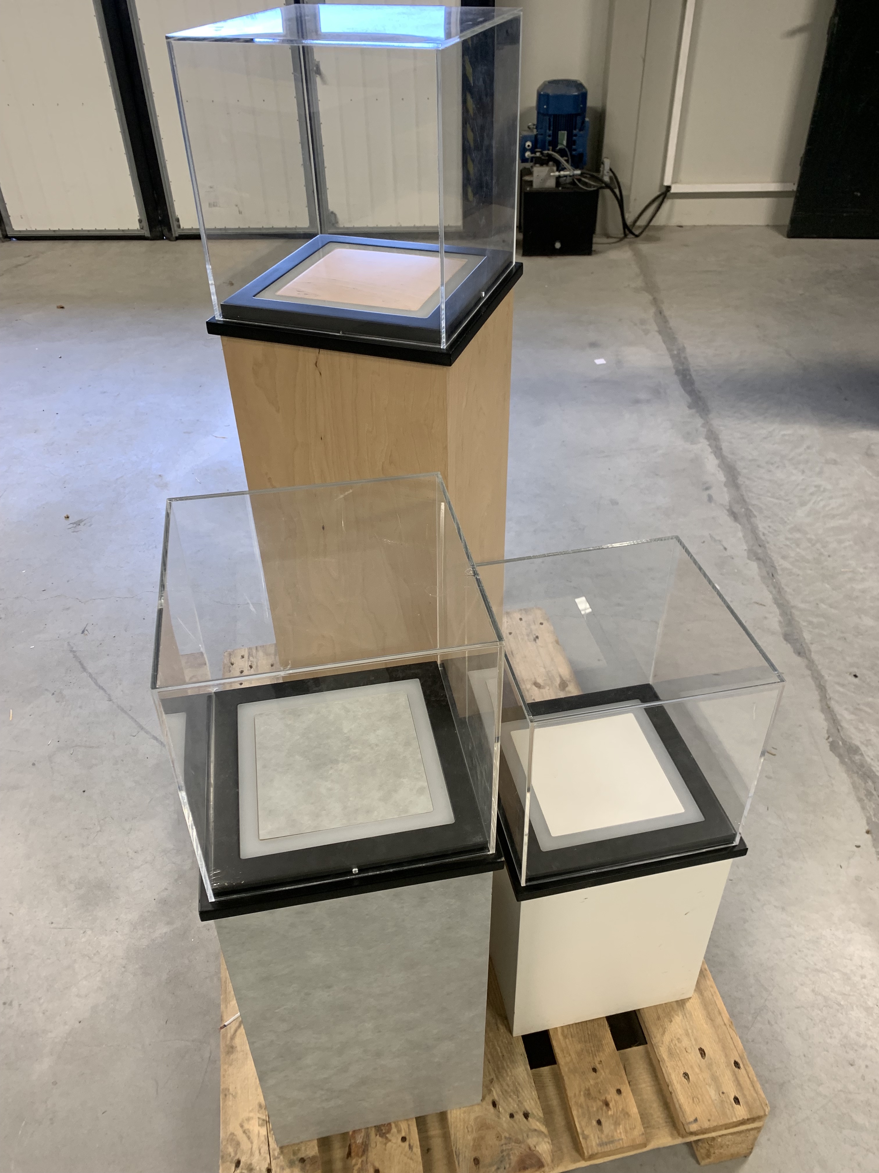 Podiums 30x30cm with LED lighting, 3 pieces - PS Auction - We value the ...