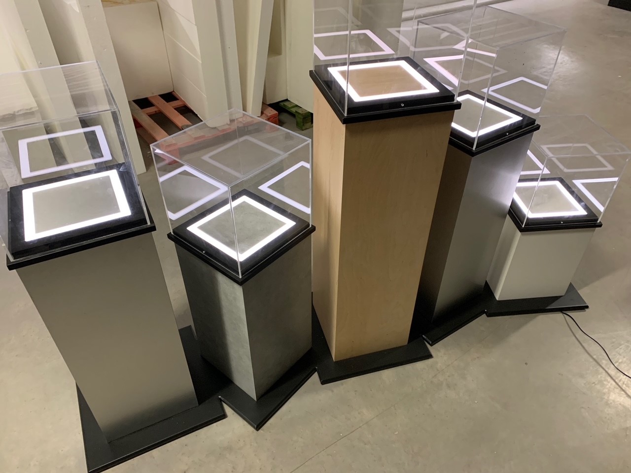 5 podiums with lighting - PS Auction - We value the future - Largest in ...