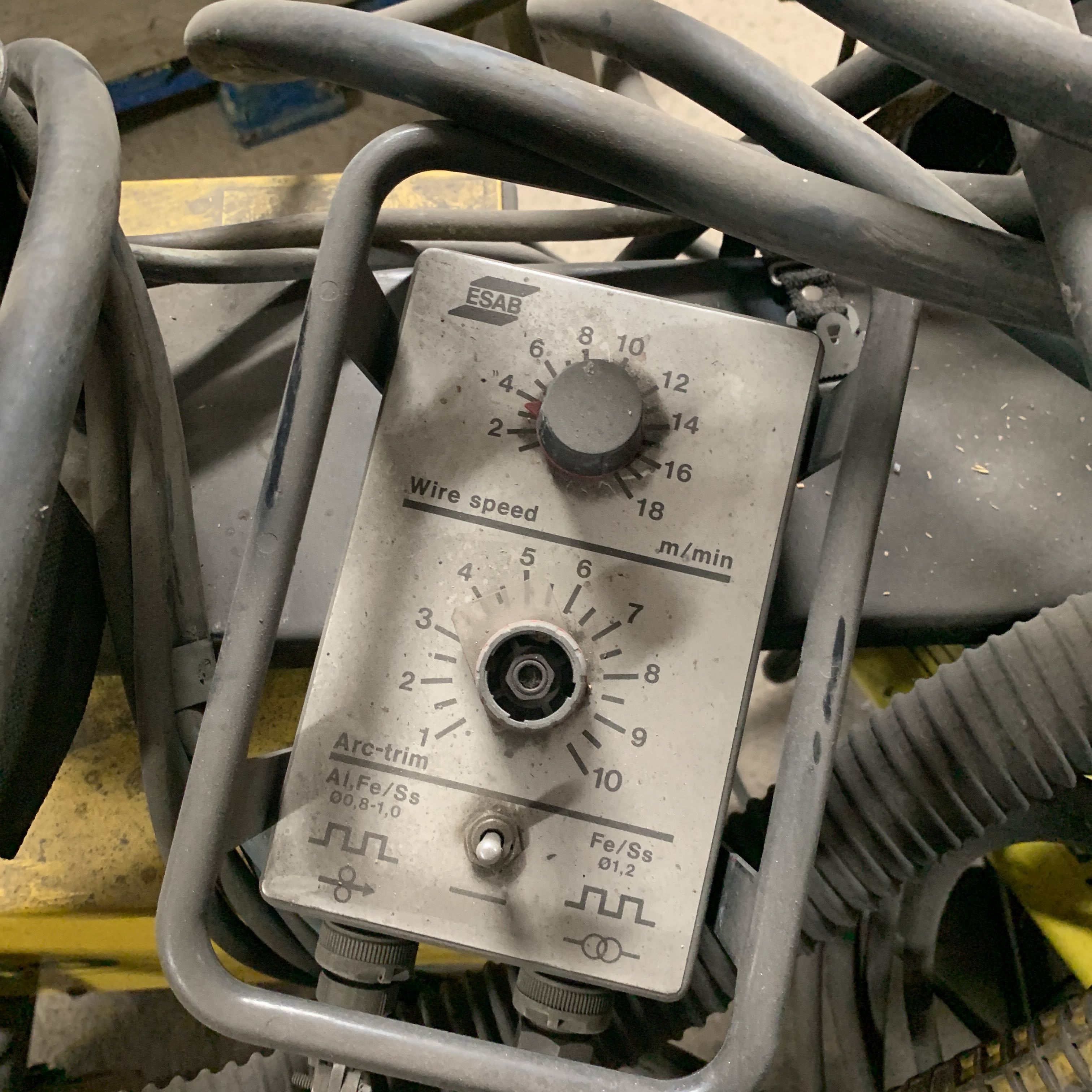 Mig-Svets ESAB LUA 400, feeder and extractor - PS Auction - We value ...
