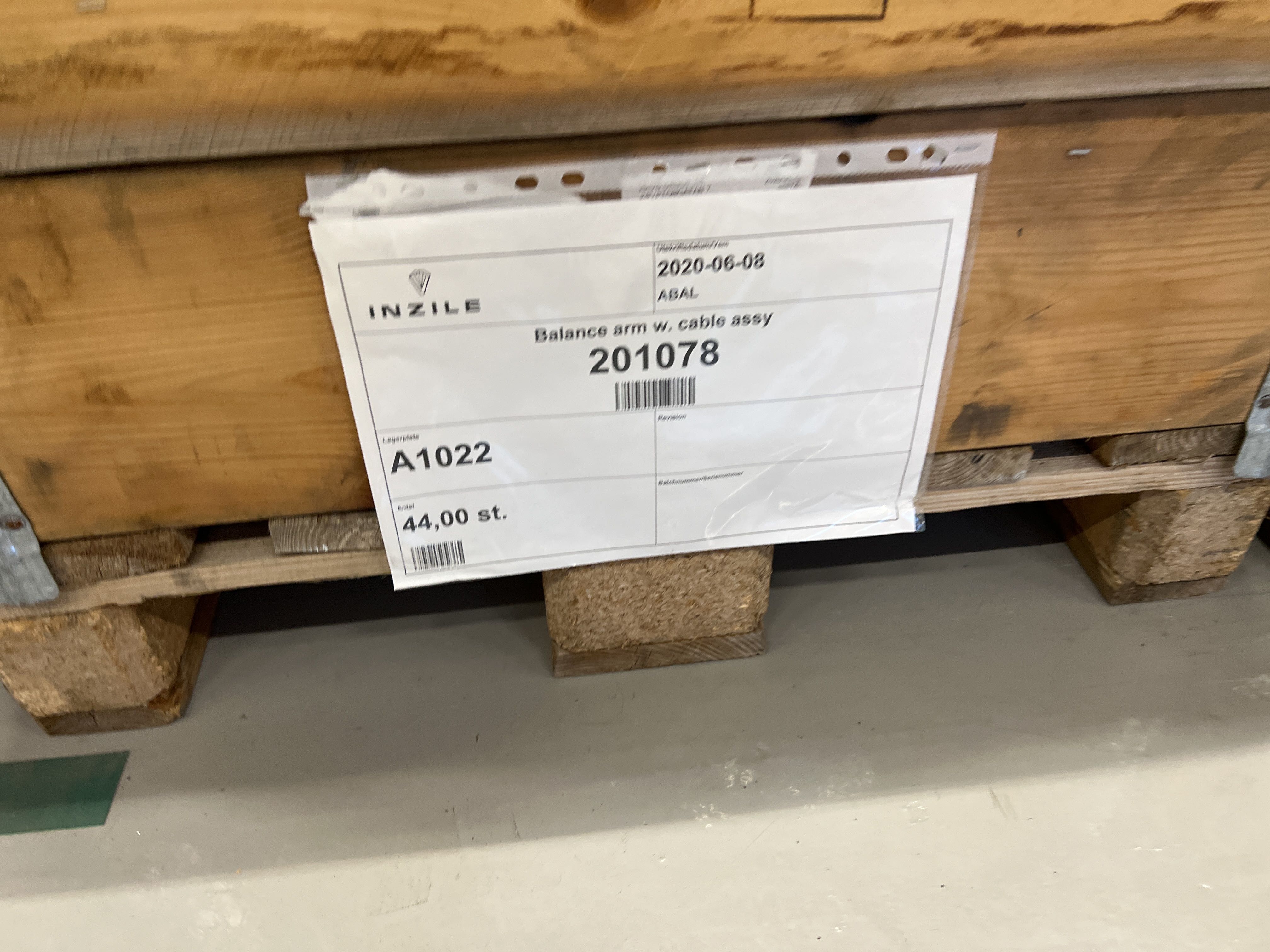 13 pallets with various vehicle details - PS Auction - We value the ...