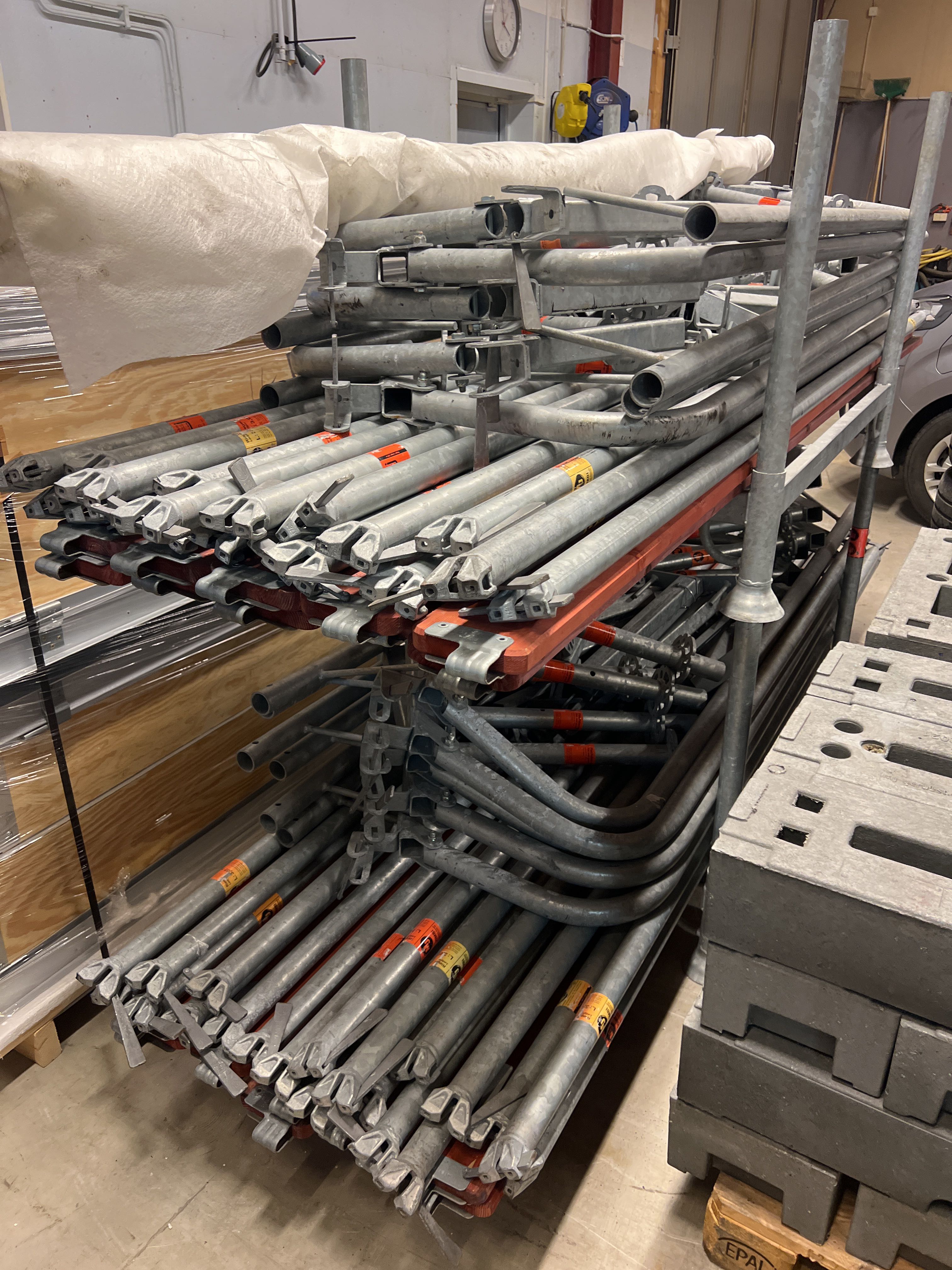 Scaffolding parts and construction fence feet - PS Auction - We value ...