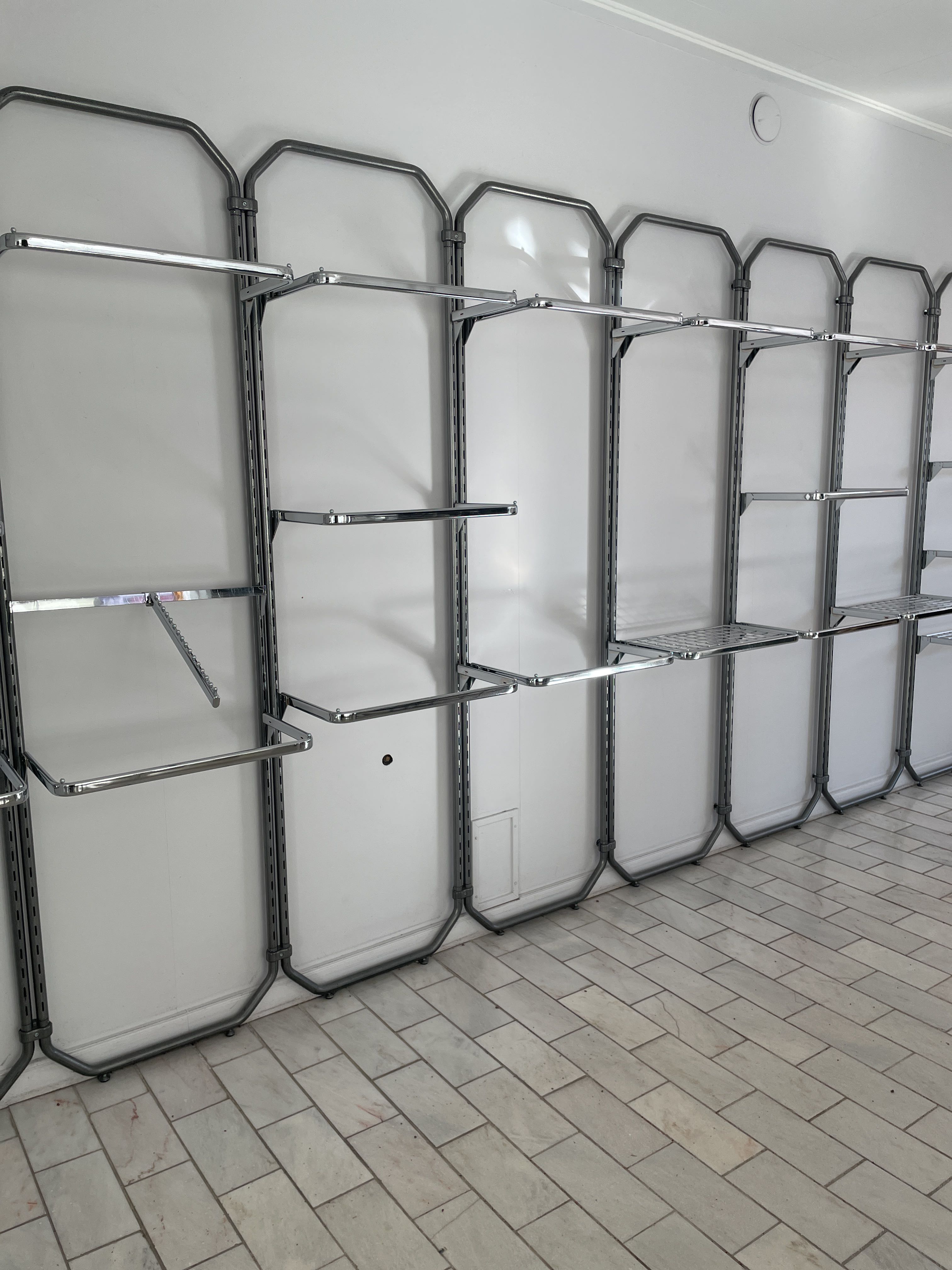 Solid shelf system in timeless design section 2 - PS Auction - We value ...