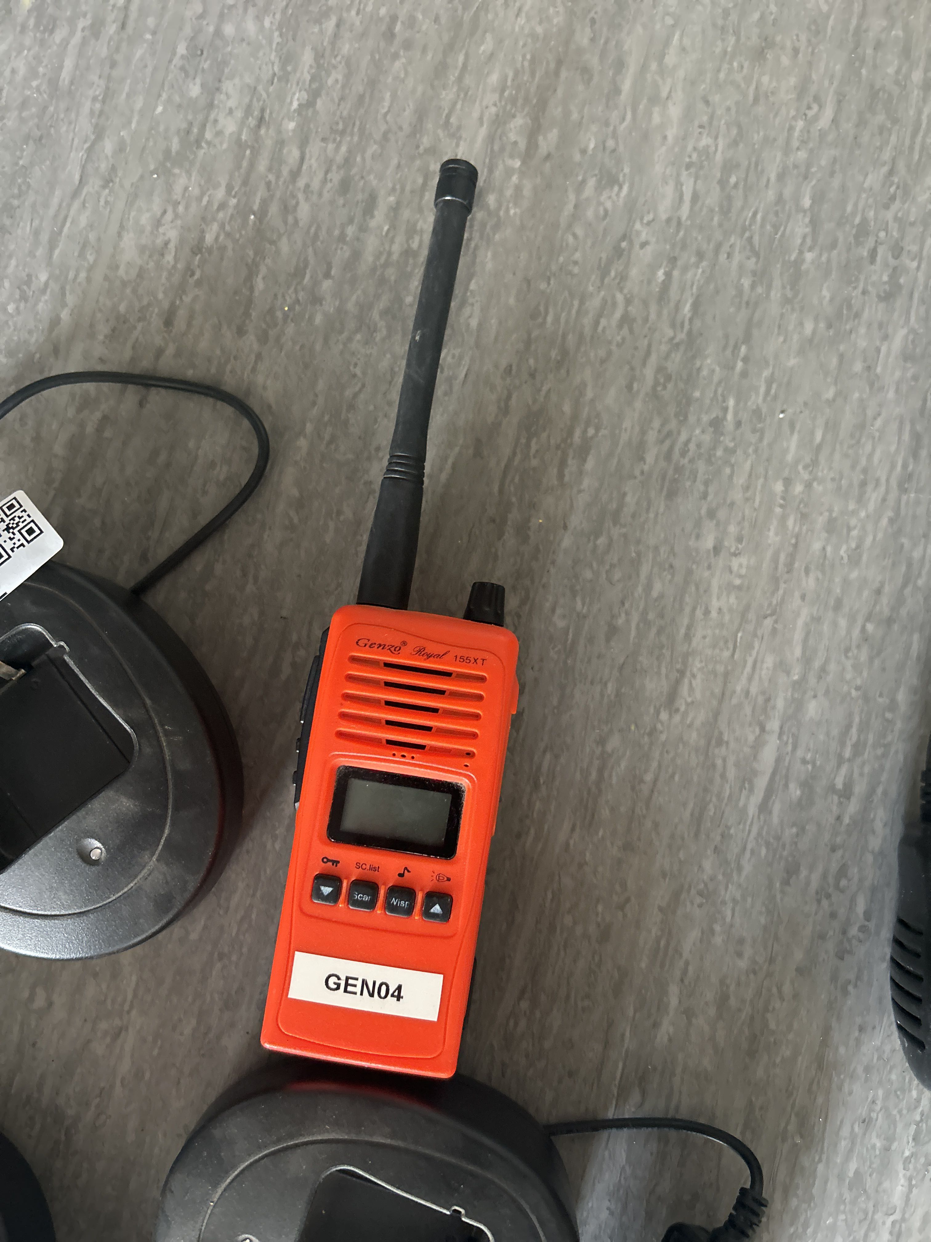 Komradioapparater 4 st med laddare - Genzo Royal 155 XT - Auktioner ...