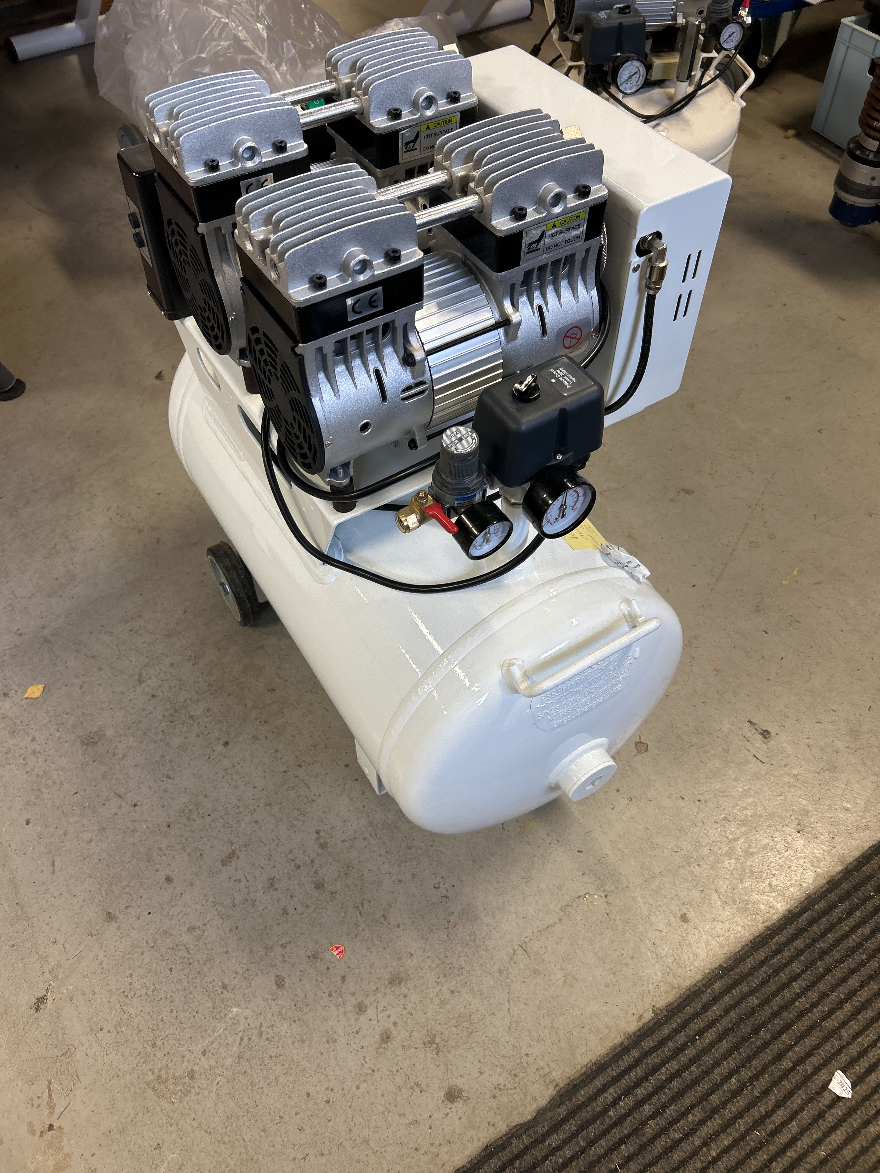 Quiet compressor with drying unit, 60 liters, 2024 - PS Auction - We ...