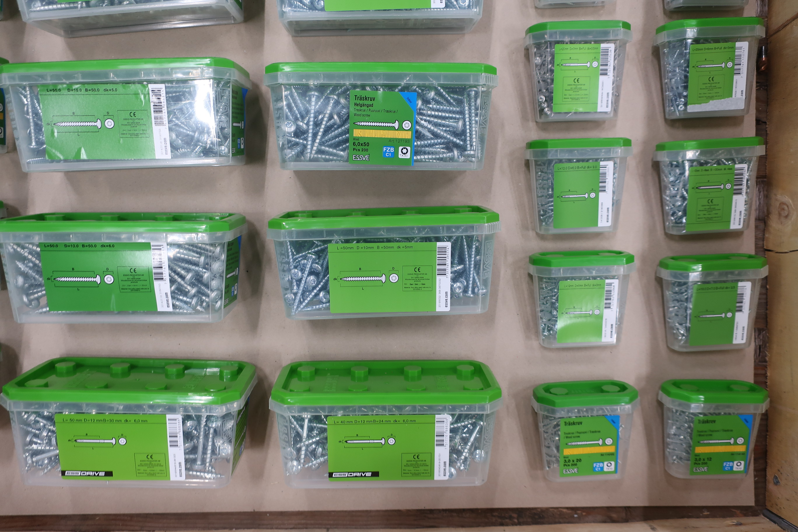 Sortiment med skruv, spick och plugg ESSVE - Auktioner online ...
