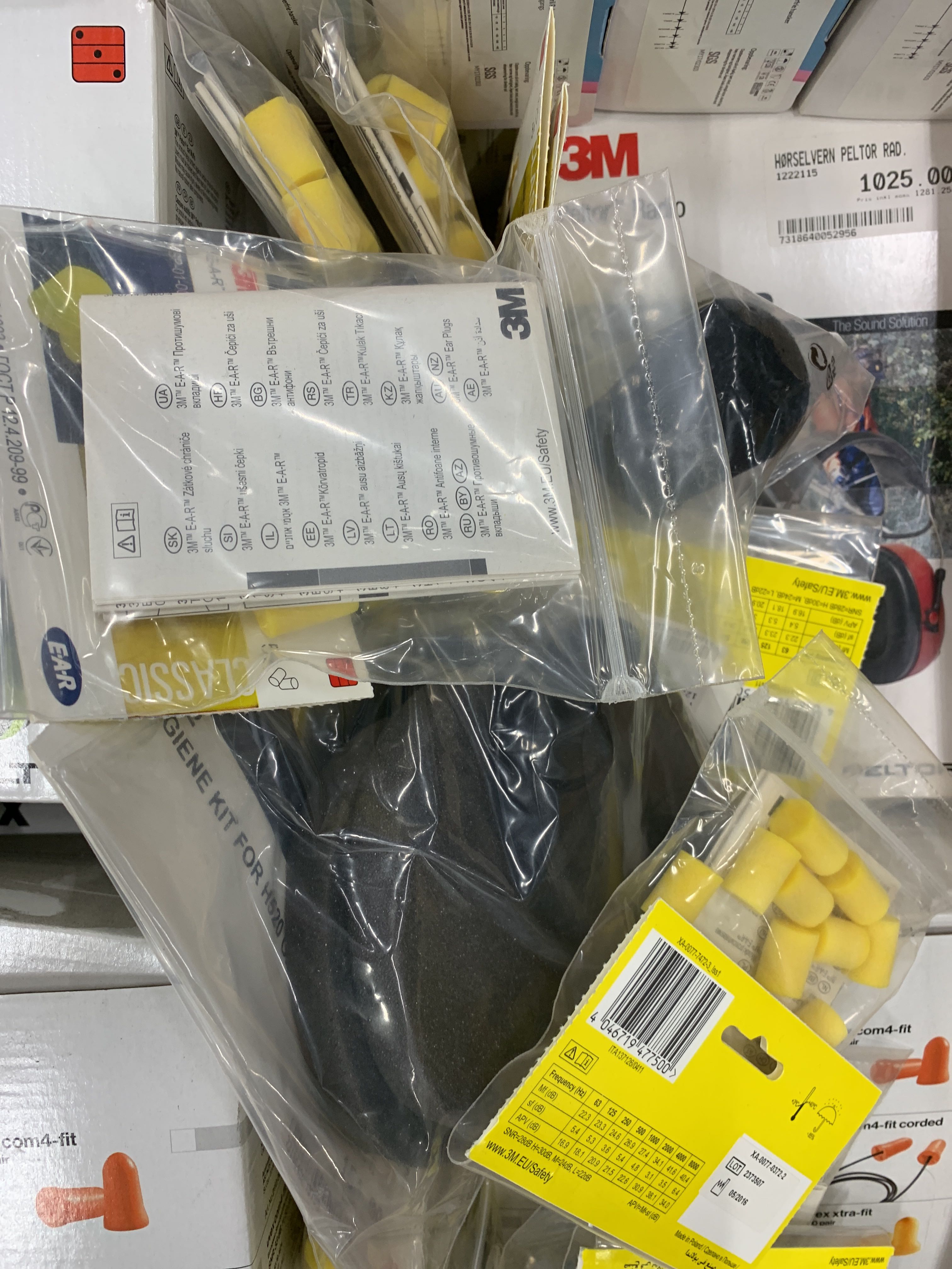Sortiment med nitrilhandskar och hörselskydd - Auktioner online ...