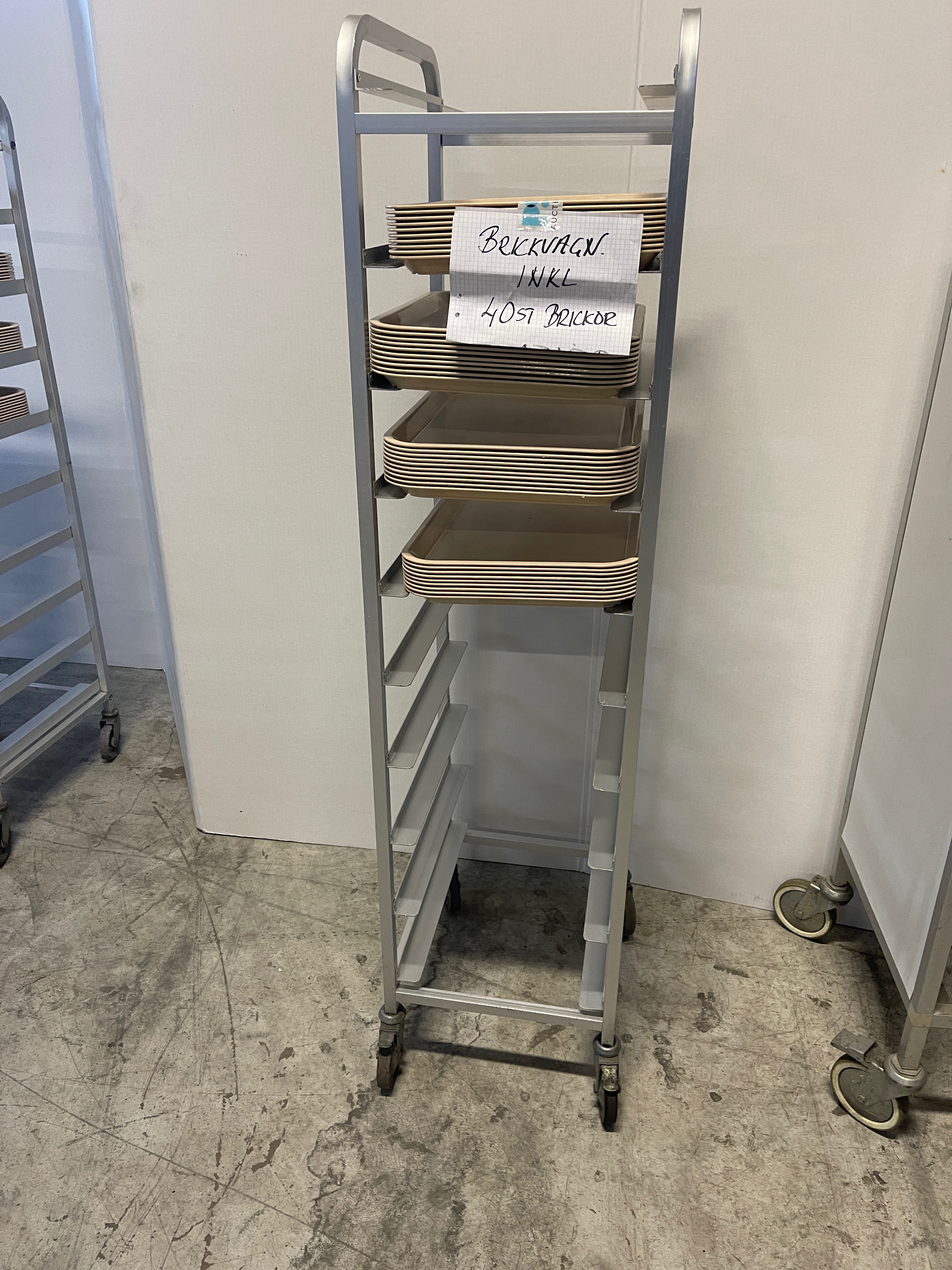 Brickvagn för lunchbrrickor inkl 40 st brickor - Auktioner online ...