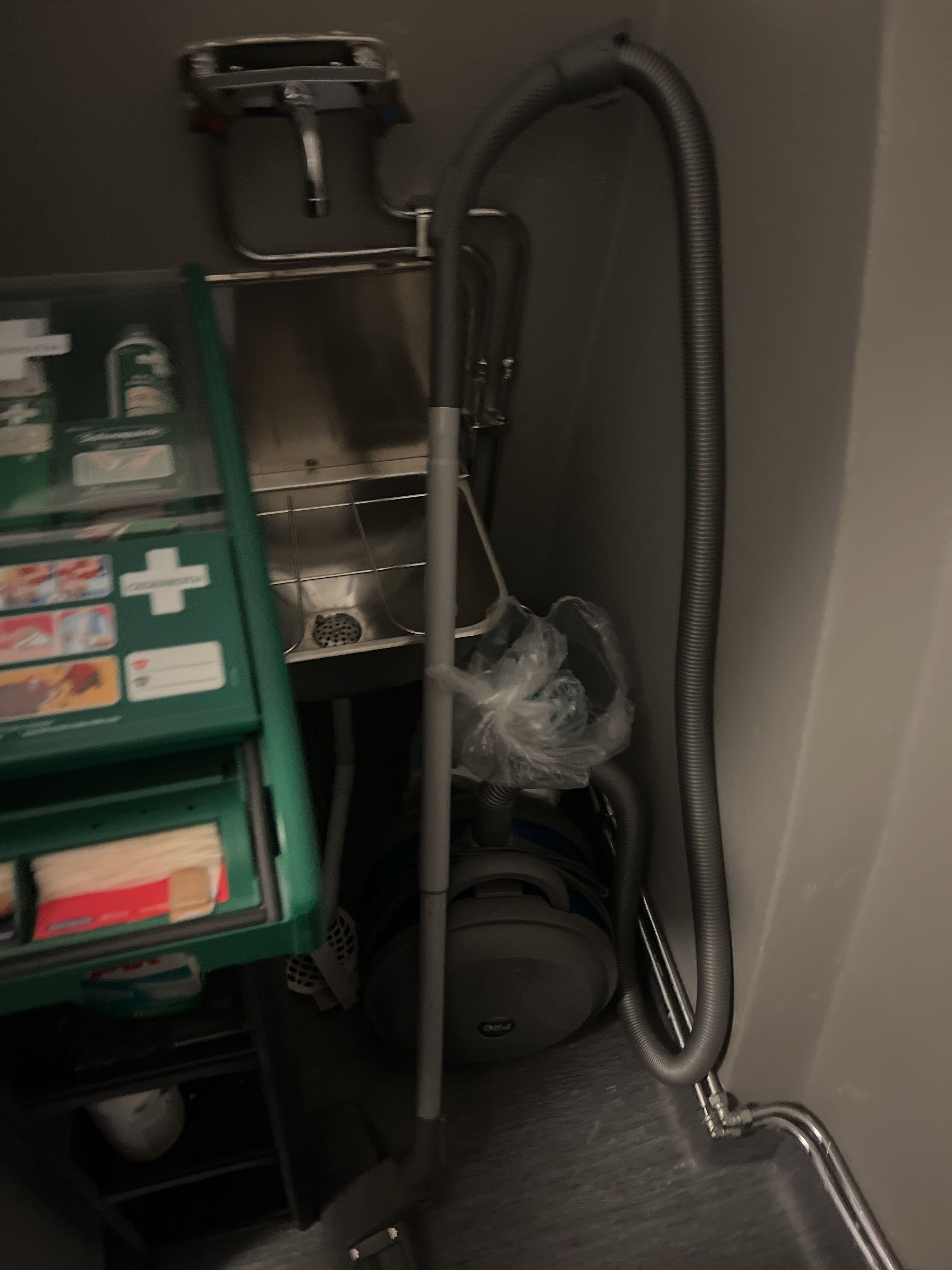 Första Hjälpen Kit, Städartiklar med mera - Auktioner online ...