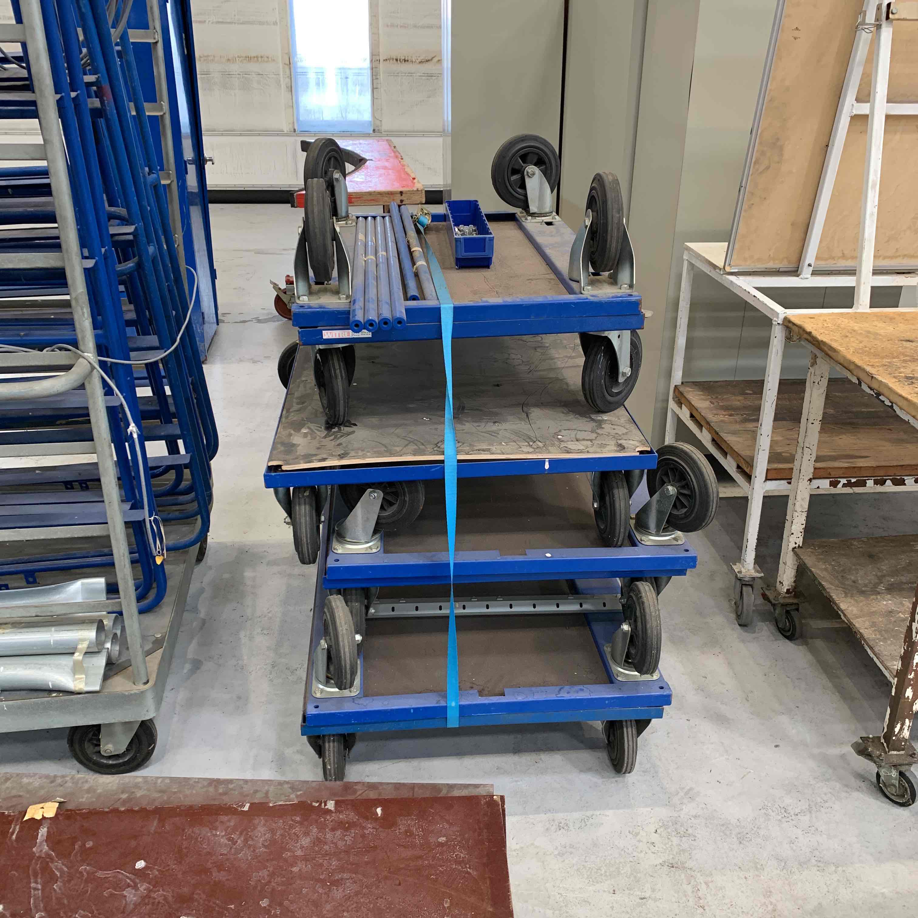 Vagnar med hyllplan - Auktioner online - Nätauktioner ...