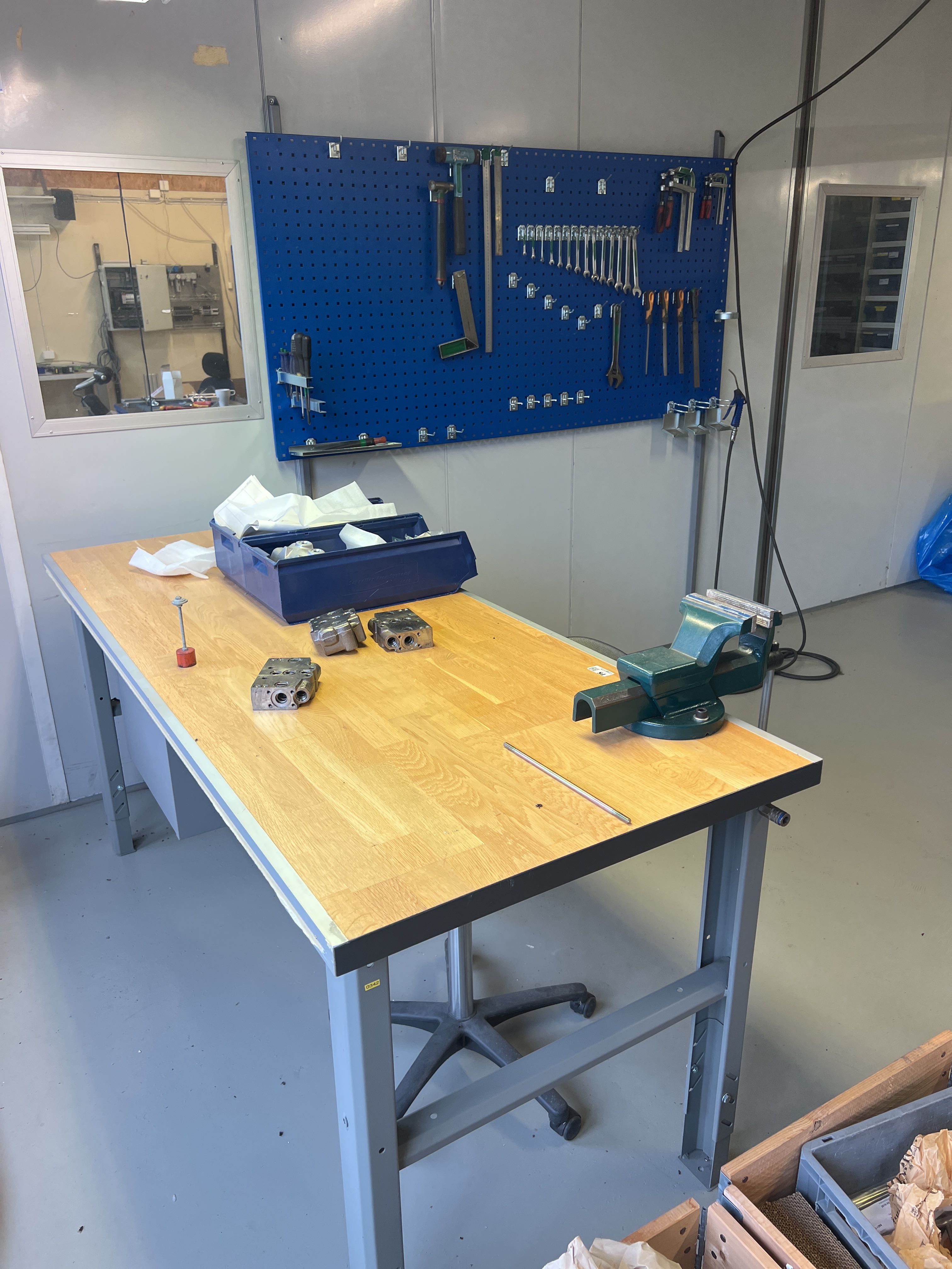 Workbench with vise and tool board - PS Auction - We value the future ...