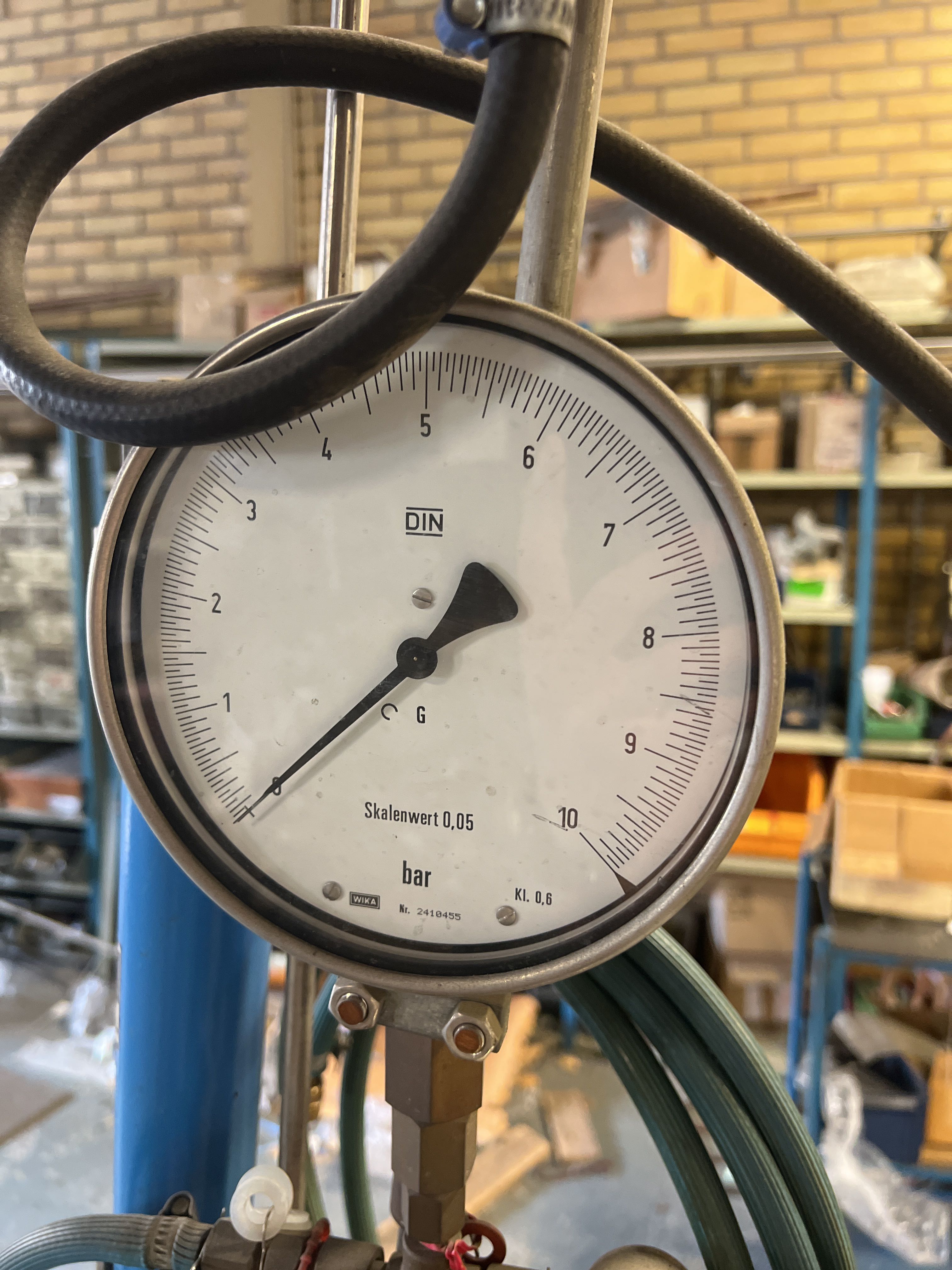Gas connection bench with vise - PS Auction - We value the future ...