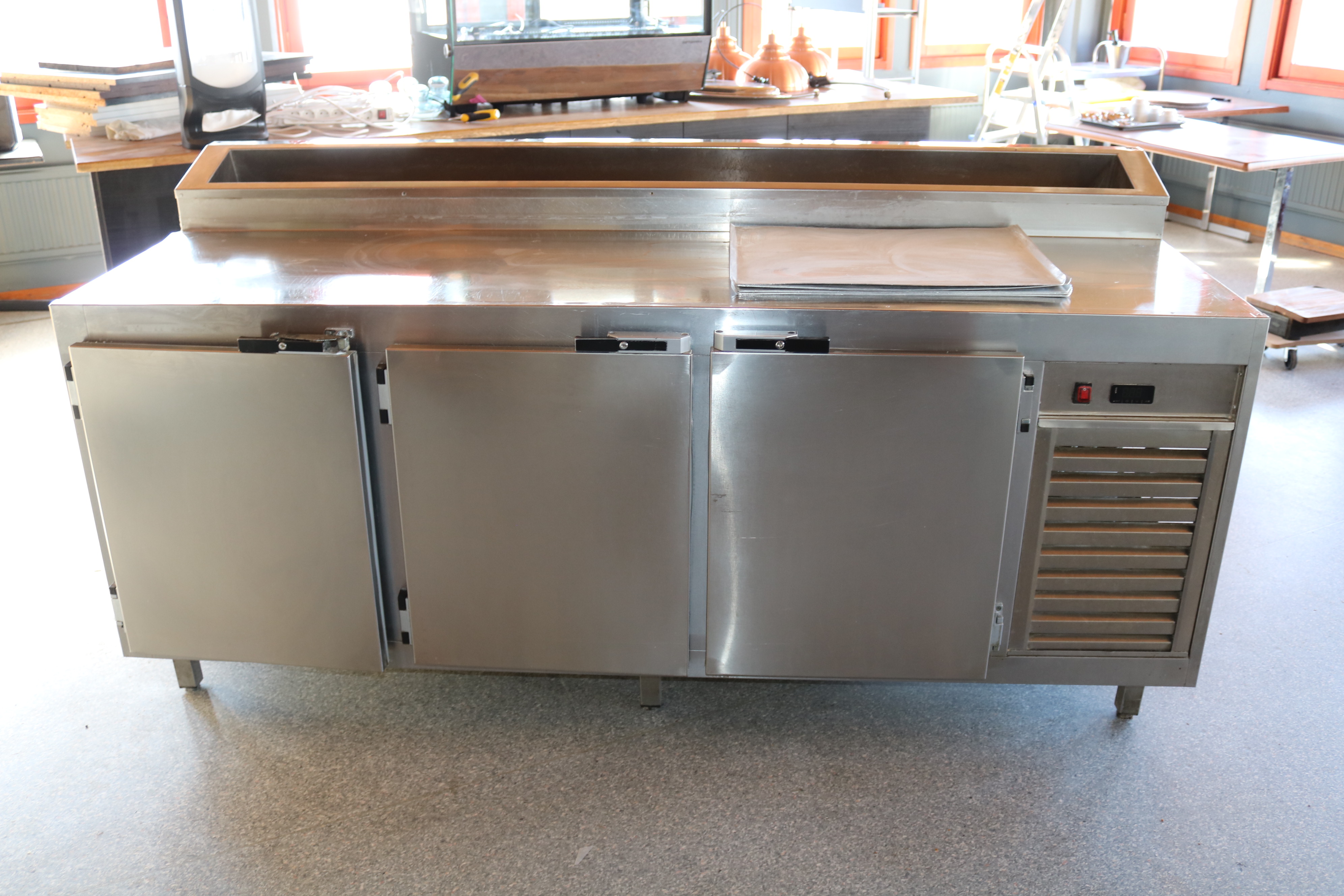 Cooling bench with cooling channel - PS Auction - We value the future ...