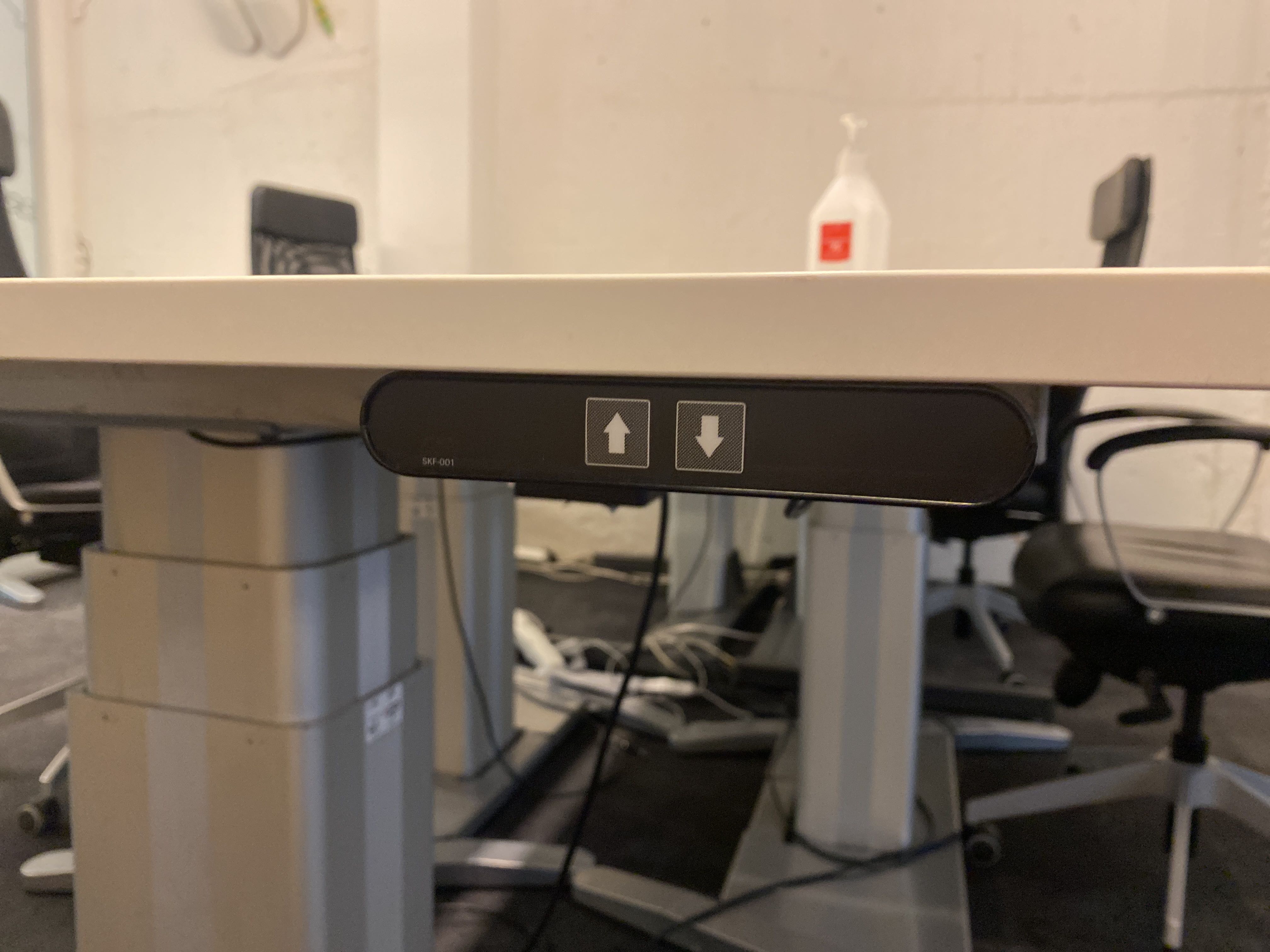 6 Linak Swedstyle desks and 5 desk chairs - PS Auction - We value the ...