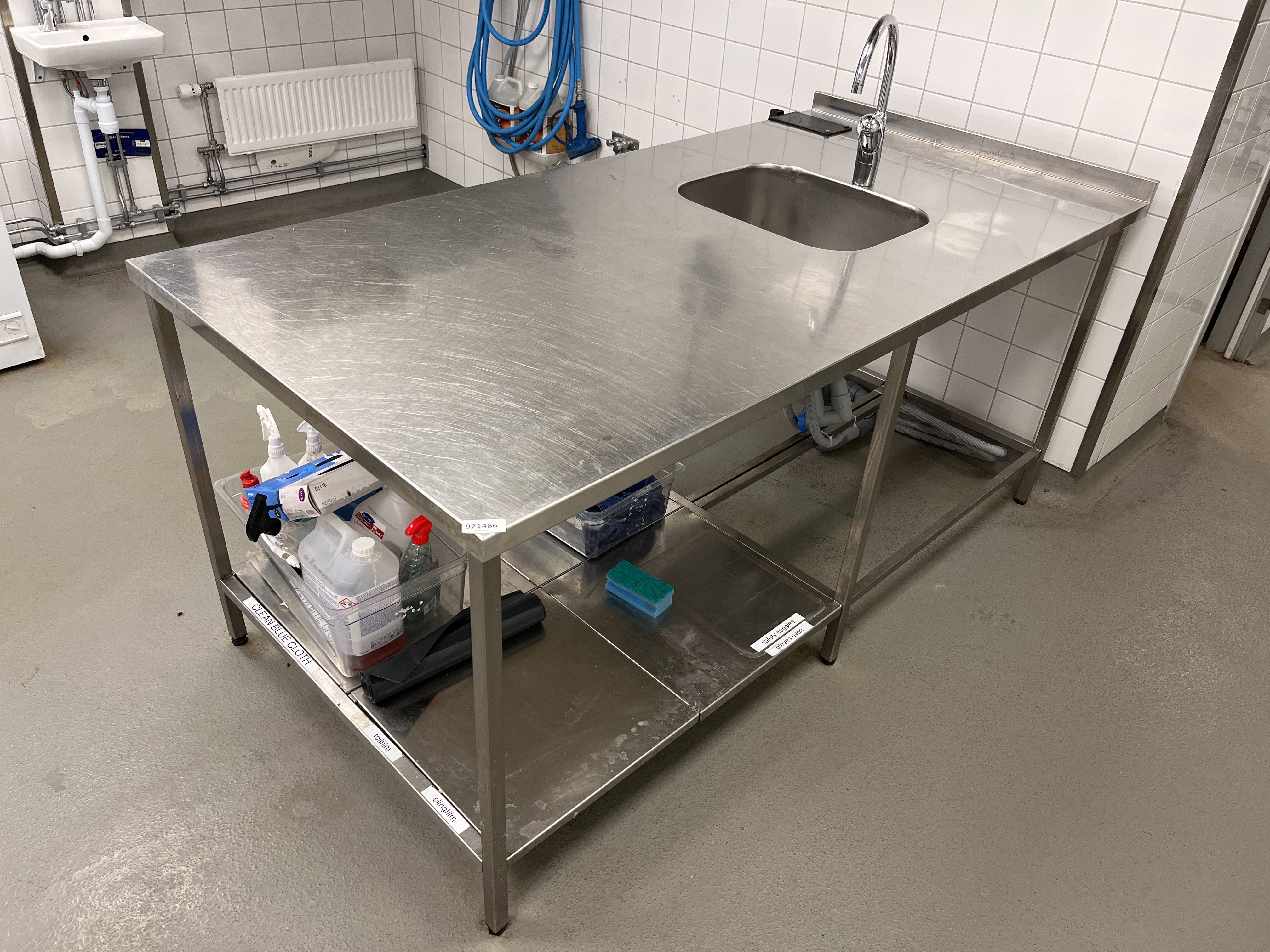 Rostfri arbetsbord med vask - Auktioner online - Nätauktioner ...
