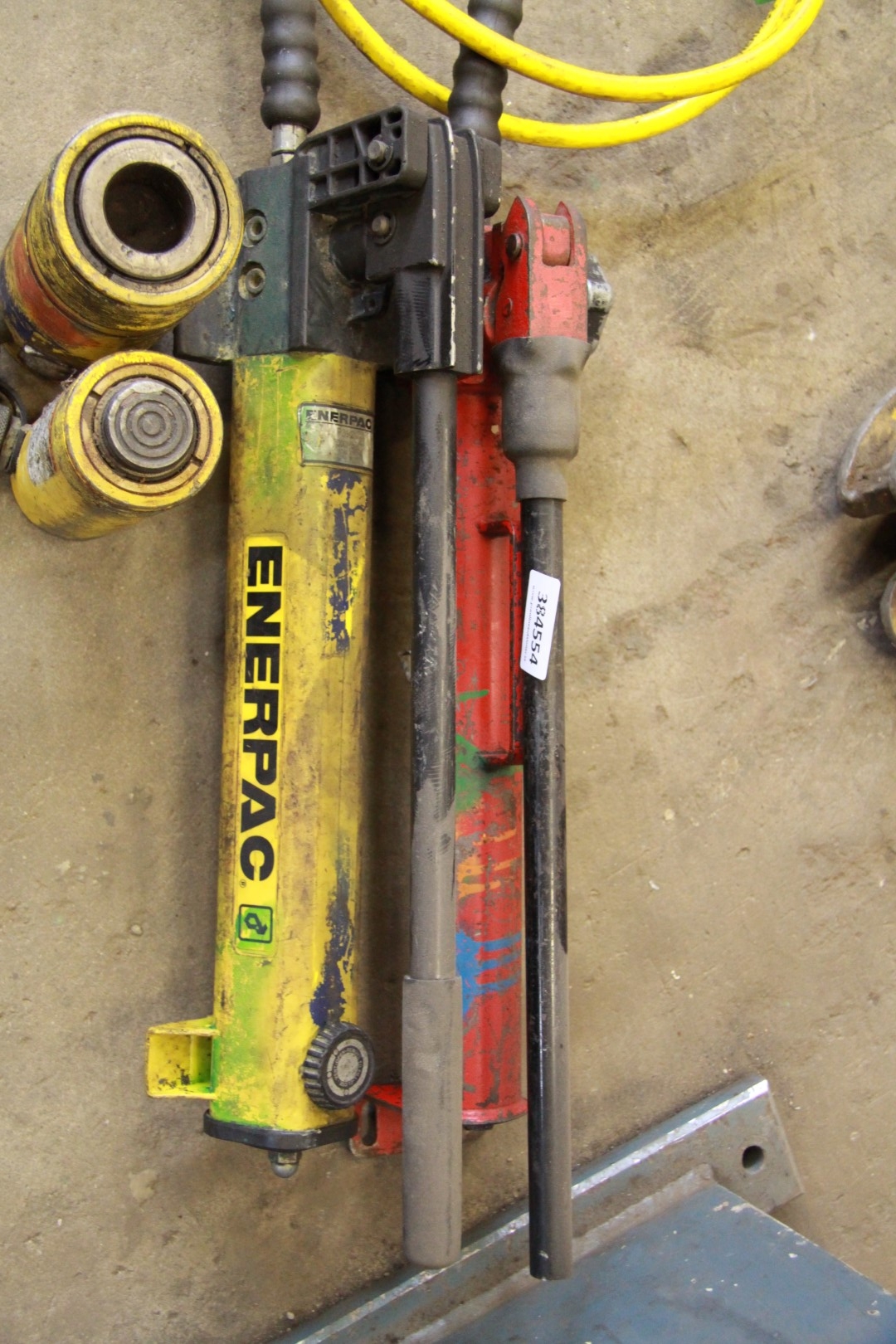 Hydrauliska Handpumpar med 2 st domkrafter. - Auktioner online ...