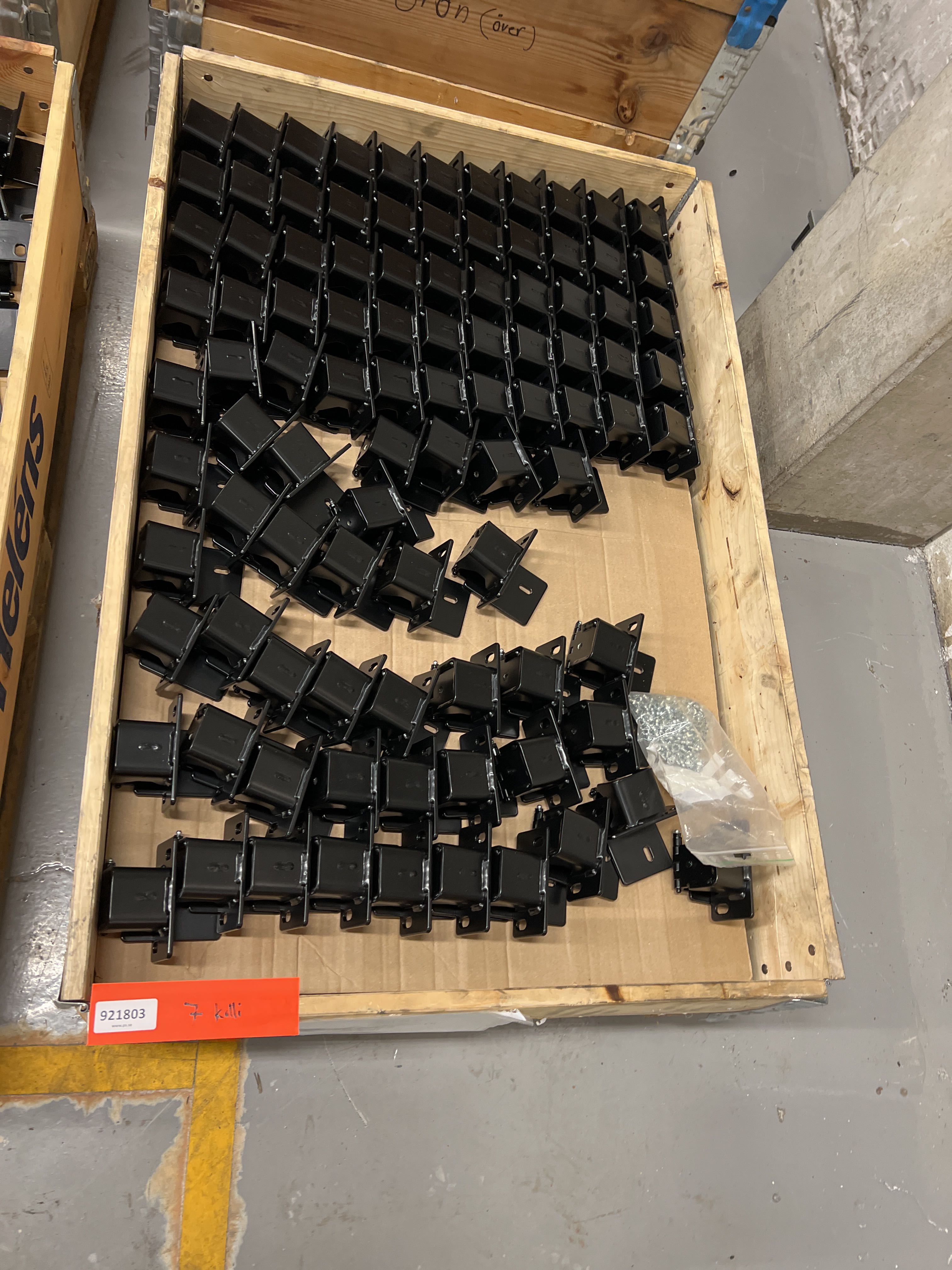 7 pallets with various vehicle details - PS Auction - We value the ...