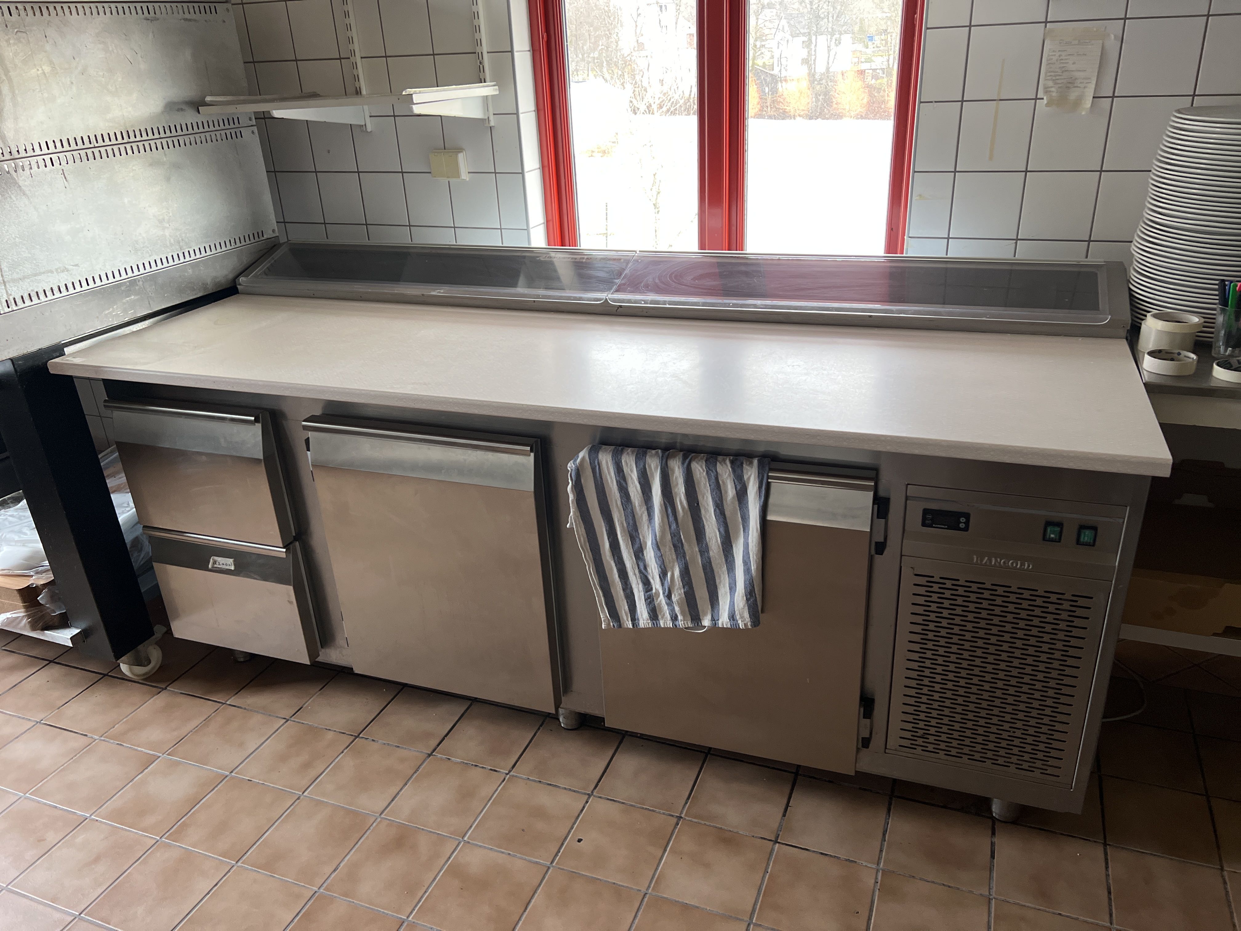 Pizza cooler with chute & 3 doors - PS Auction - We value the future ...