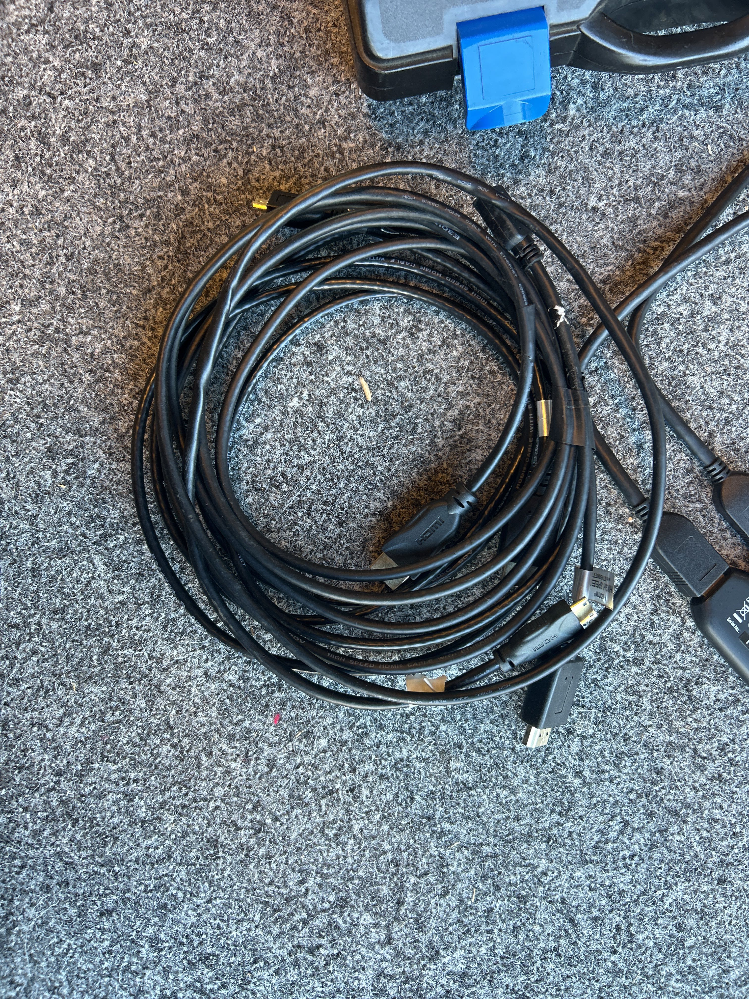 2 HDMI to USB video interfaces with cables - Elgato Cam - PS Auction ...