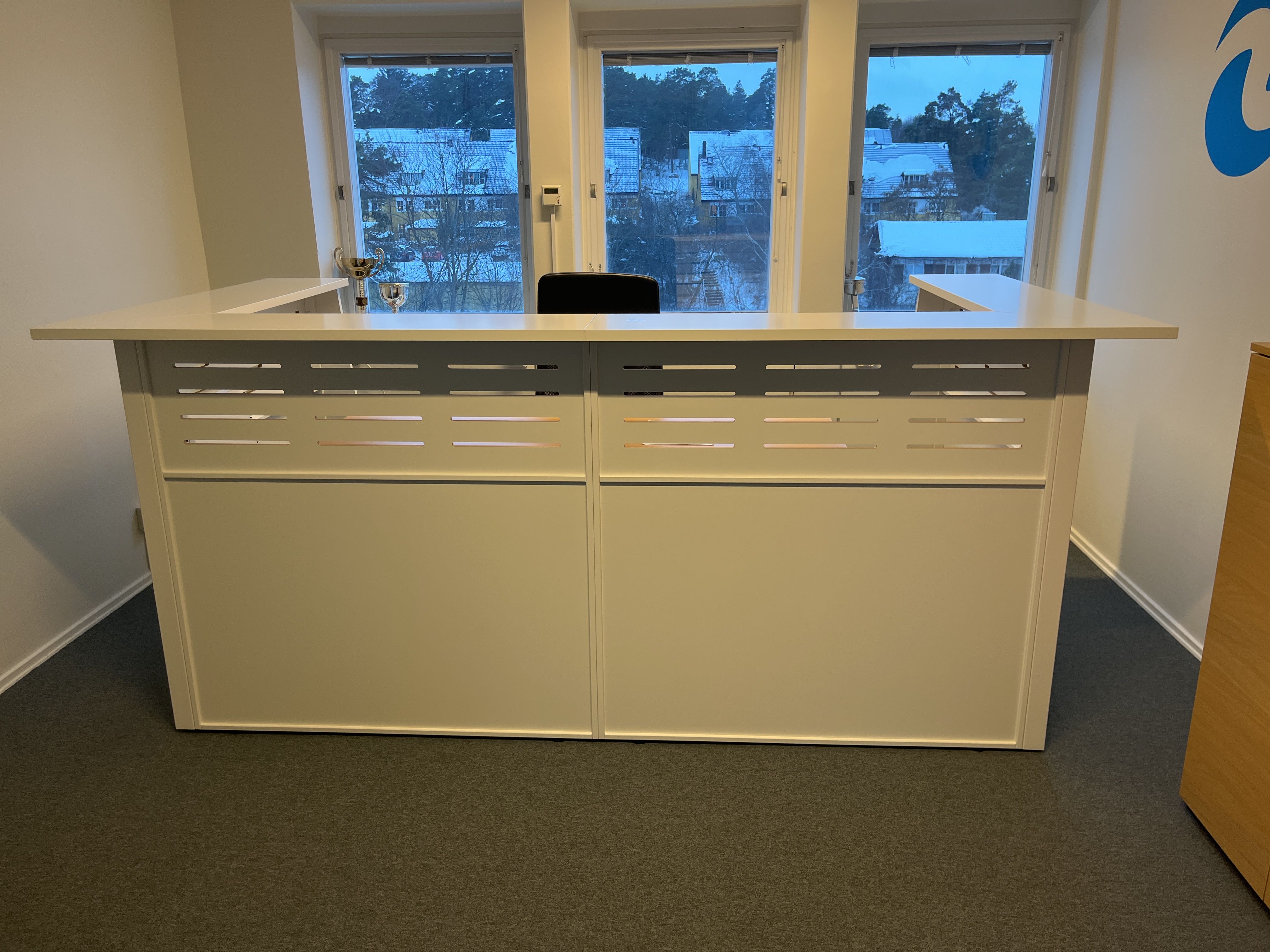 Reception desk & Office equipment - PS Auction - We value the future ...
