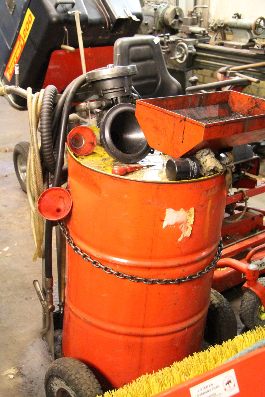 Spilloljetank på vagn med pneumatisk pump - PS Auction - We value the ...