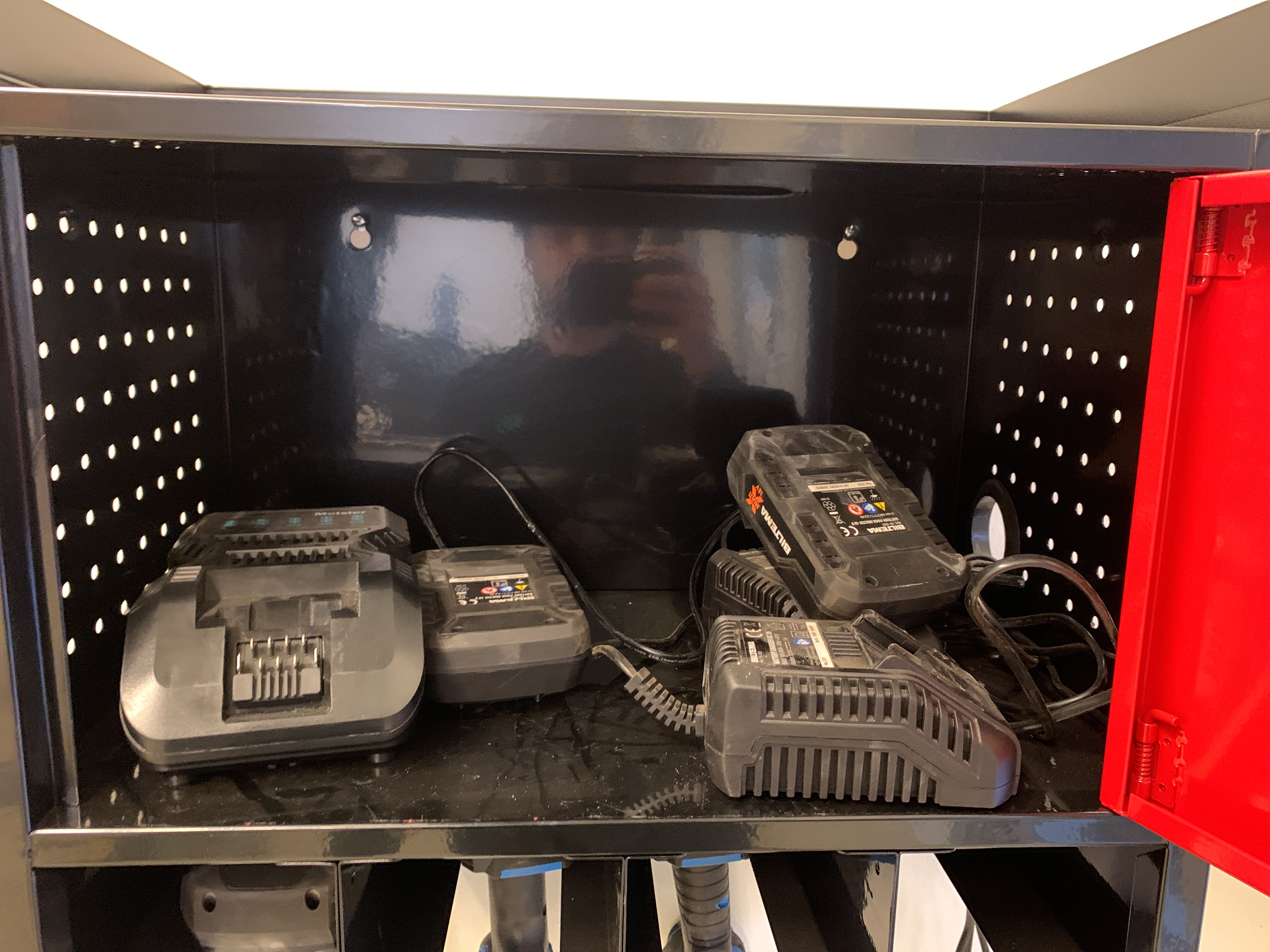 Batteriverktyg och laddskåp - Auktioner online - Nätauktioner ...