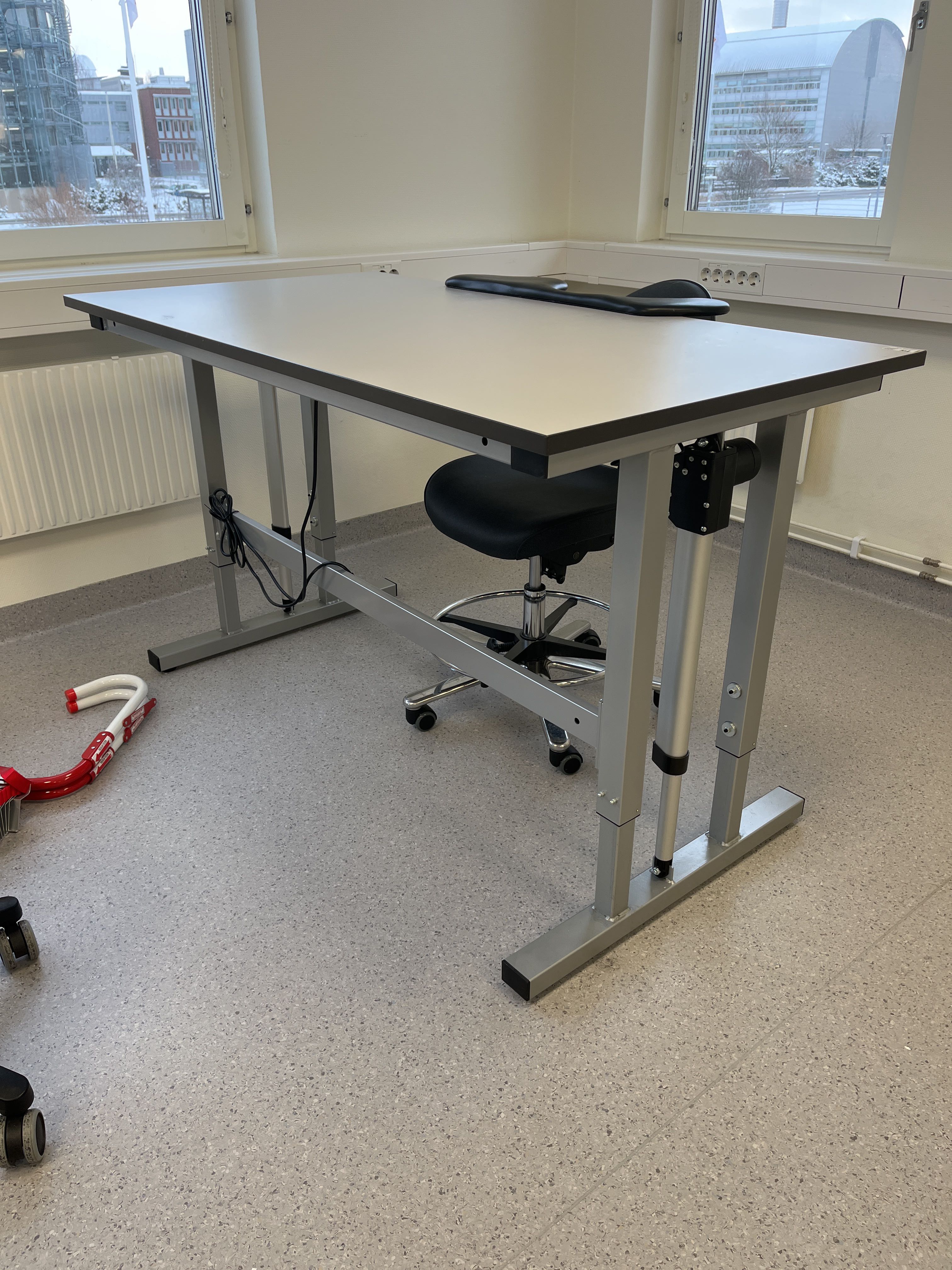 Raised & lowerable desk & LAB chair - AJ, 300kg - PS Auction - We value ...