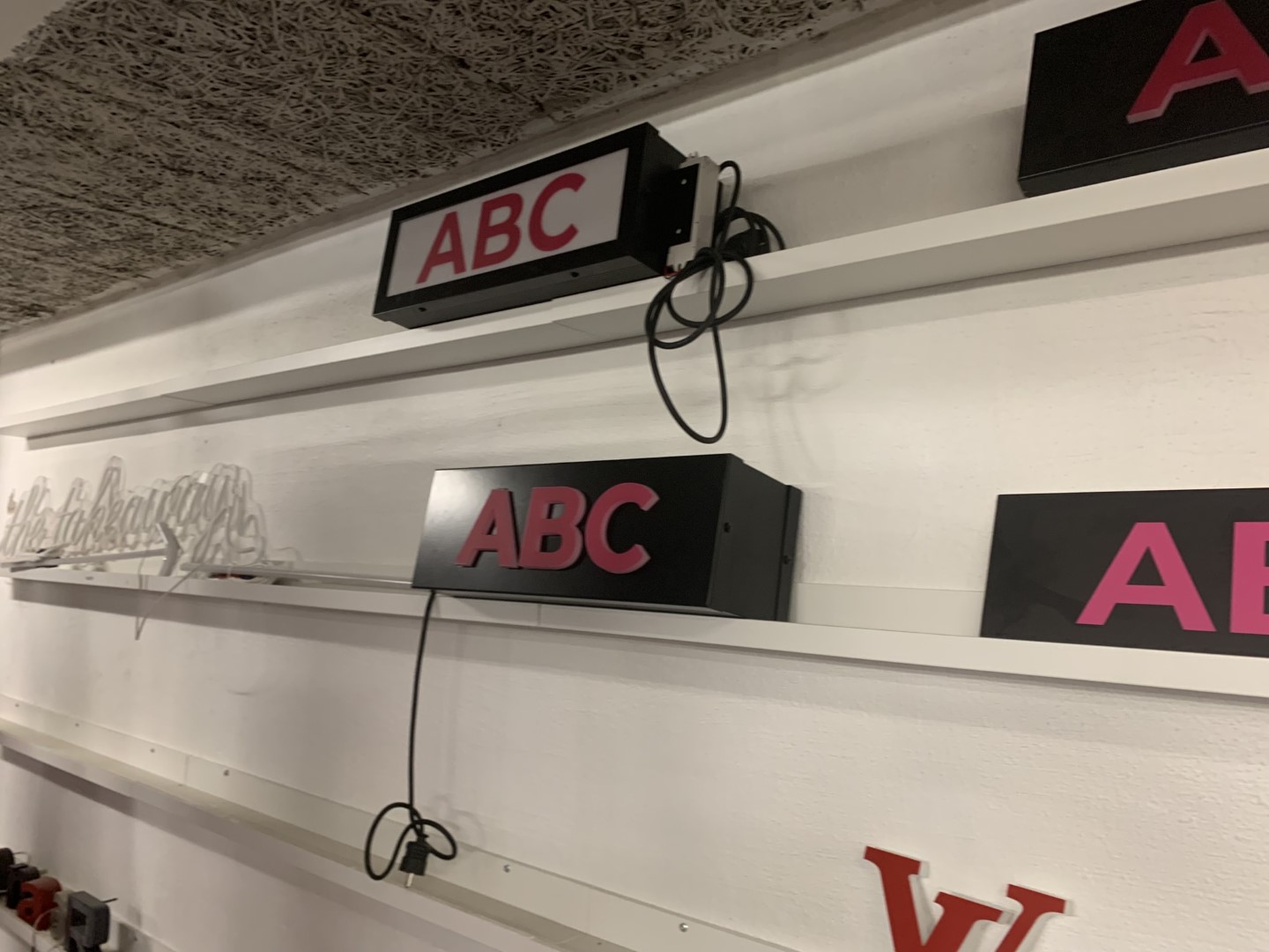 Sign samples, light boxes, flagpole samples, parasols, material samples ...