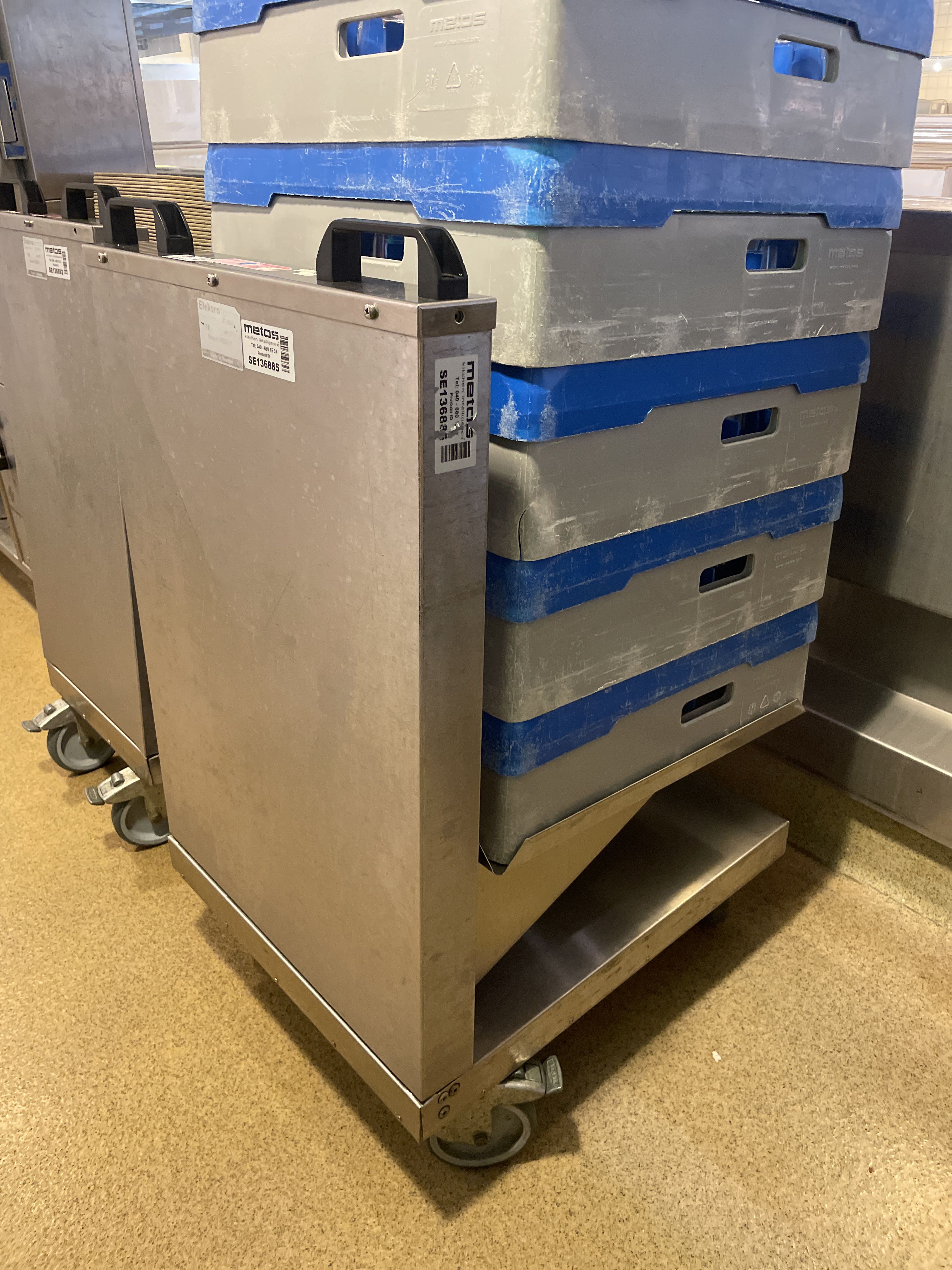 Vagn för disk eller glas-backar - Auktioner online - Nätauktioner ...