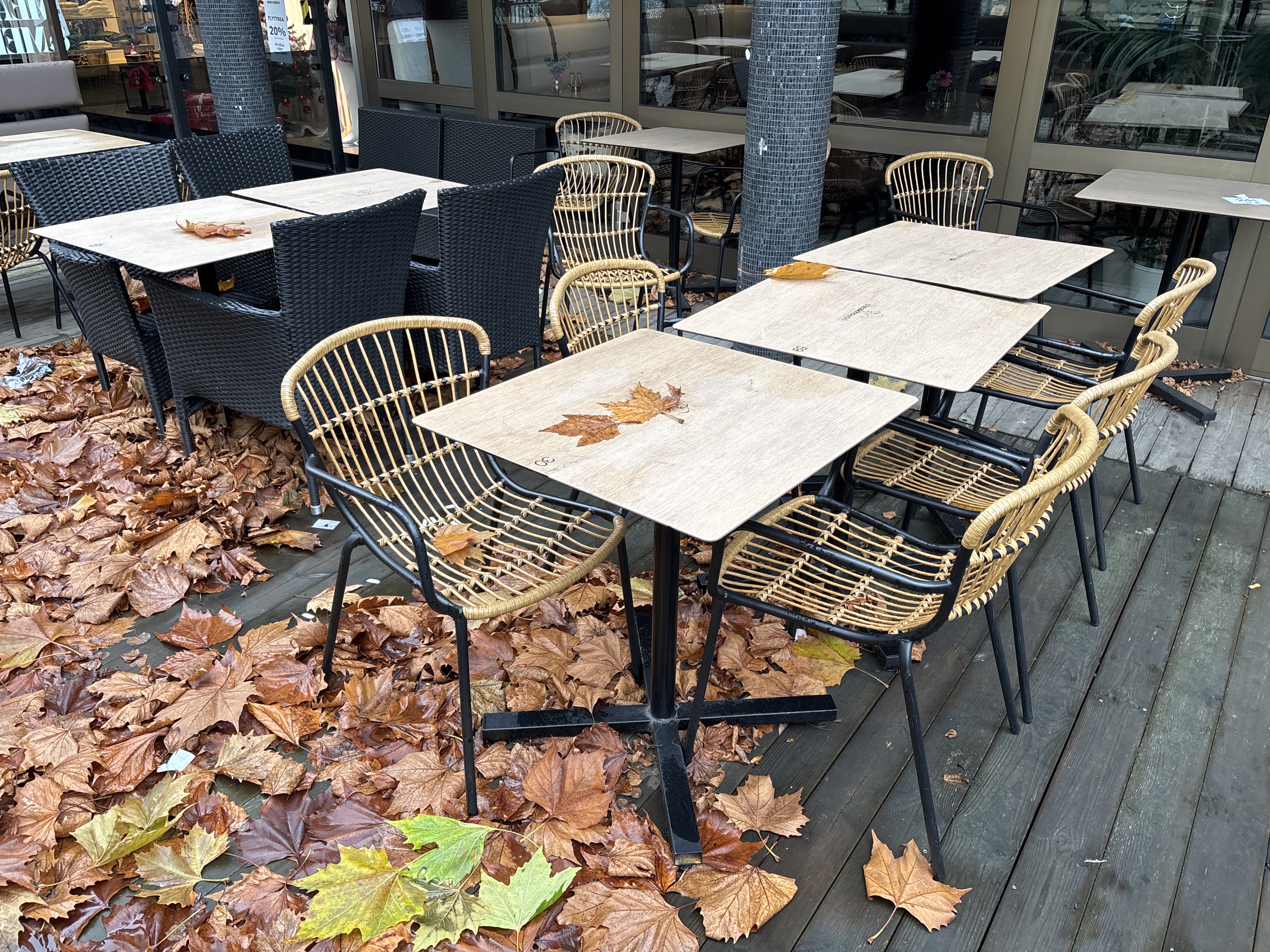 Outdoor furniture - Tables and chairs - PS Auction - We value the ...
