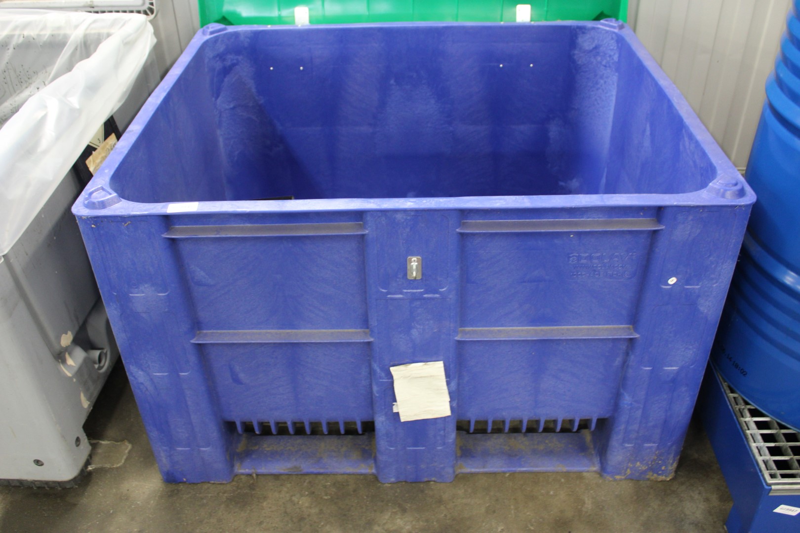 Plastcontainer med innehåll, begagnade bilbatterier - PS Auction - We ...