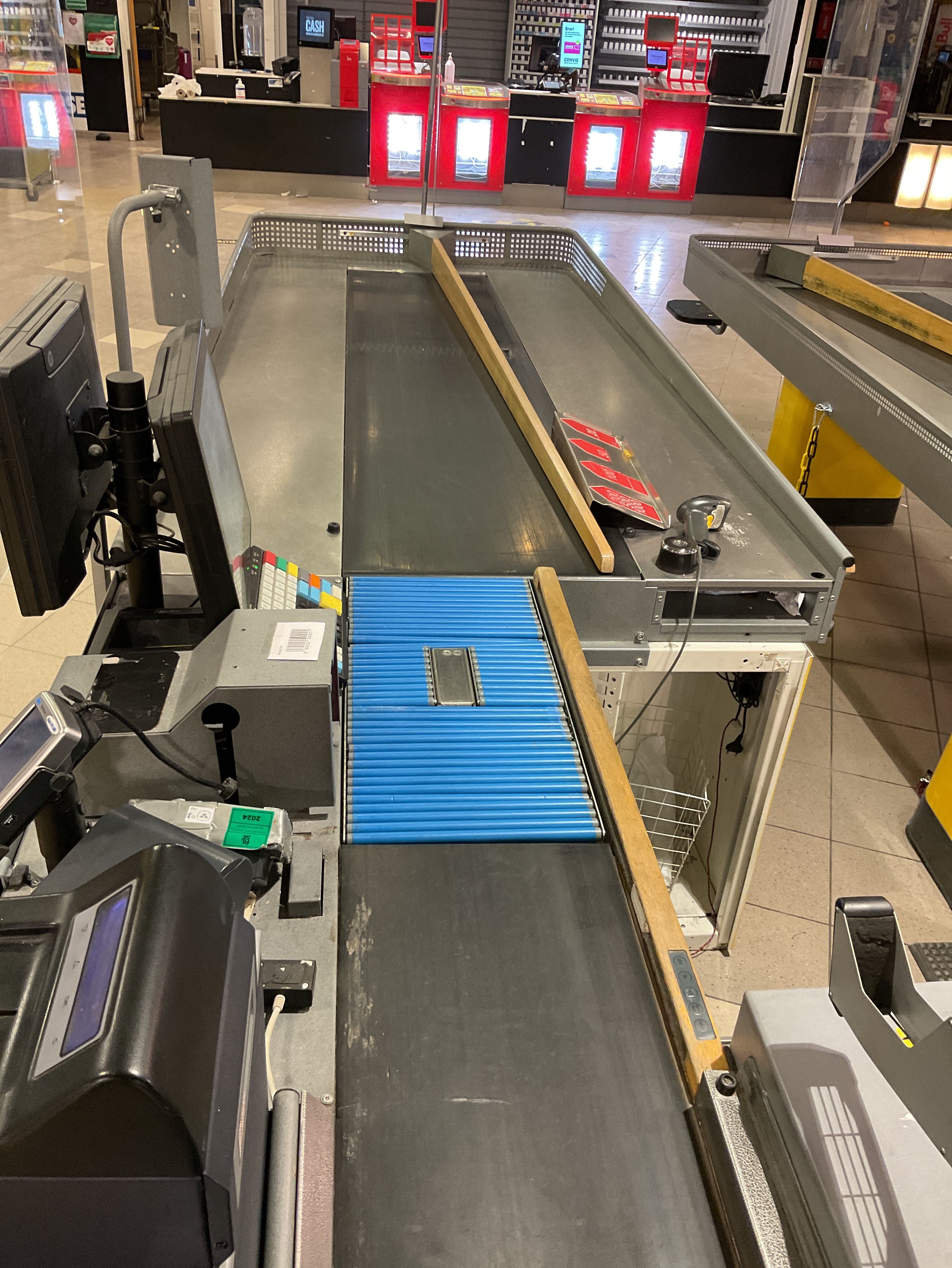 Cash desk with conveyor belt - PS Auction - We value the future ...