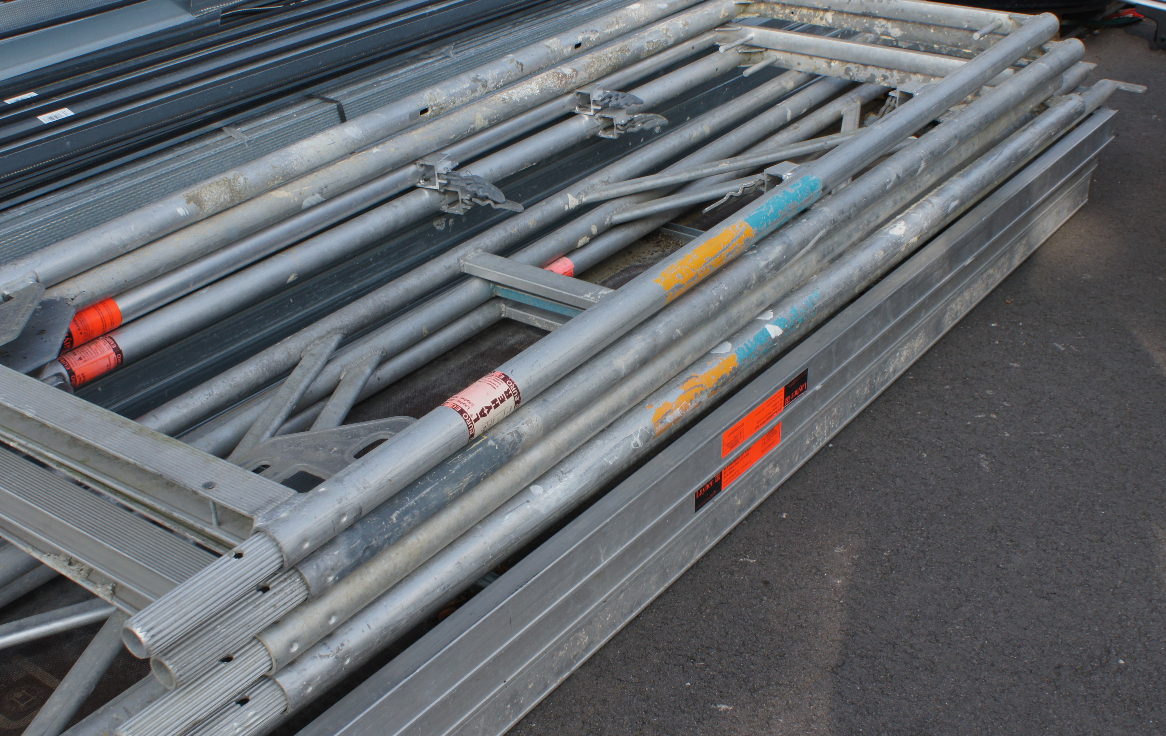 Construction scaffolding on passenger car trailer - PS Auction - We ...