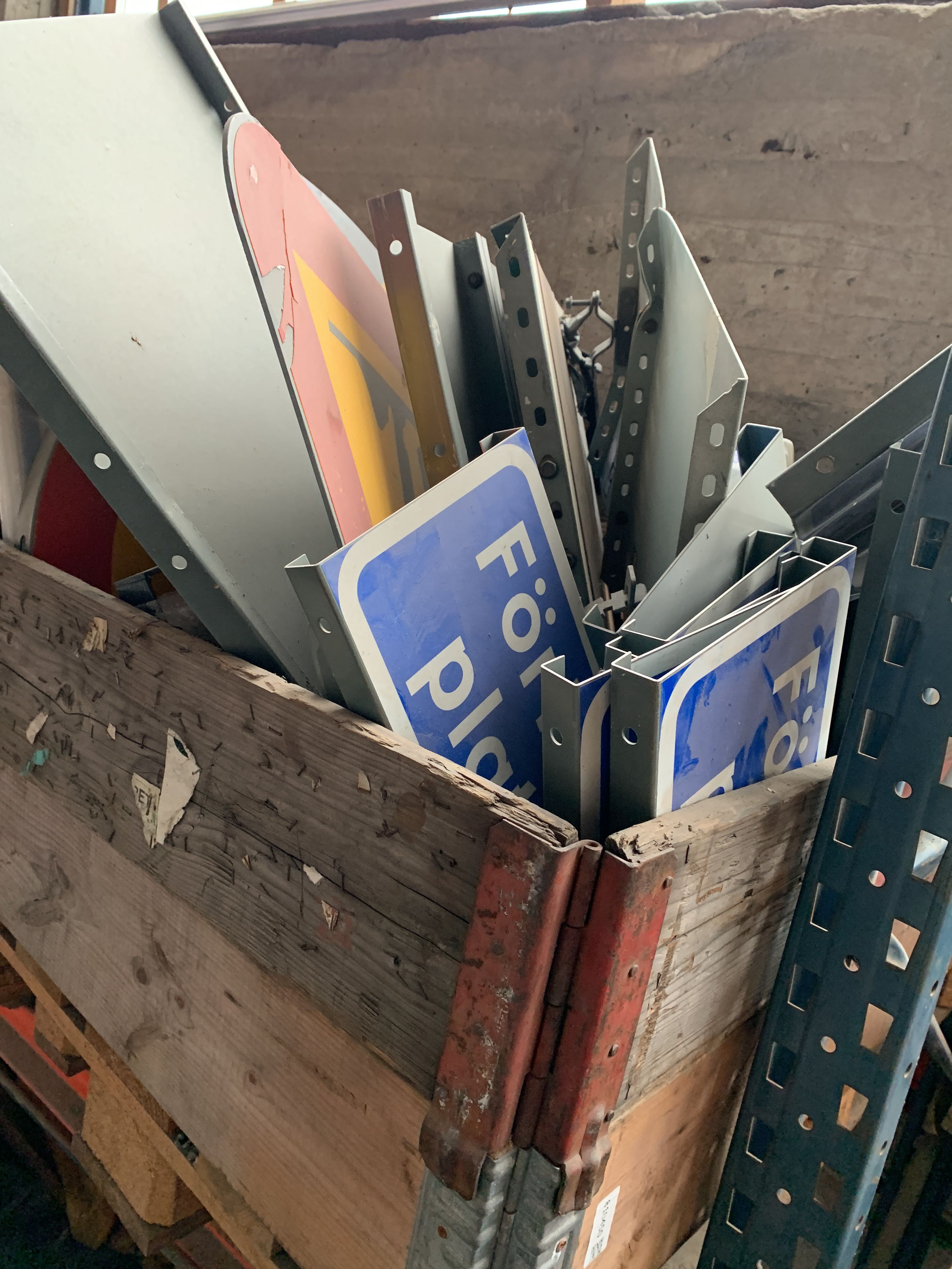 Pallet with mixed road signs - PS Auction - We value the future ...