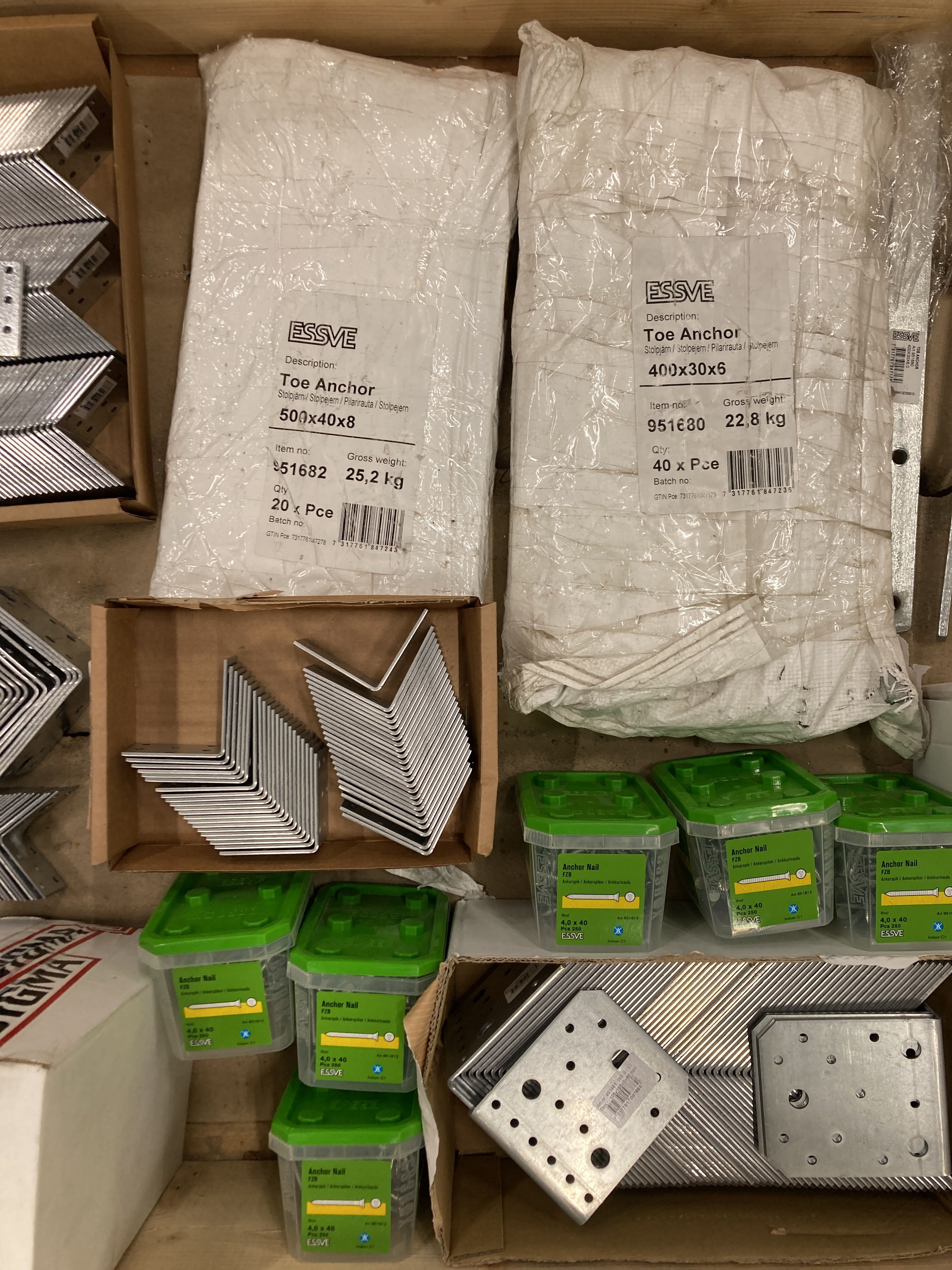 Sortiment med vinkelbeslag och stolpjärn m.m ESSVE - Auktioner online ...