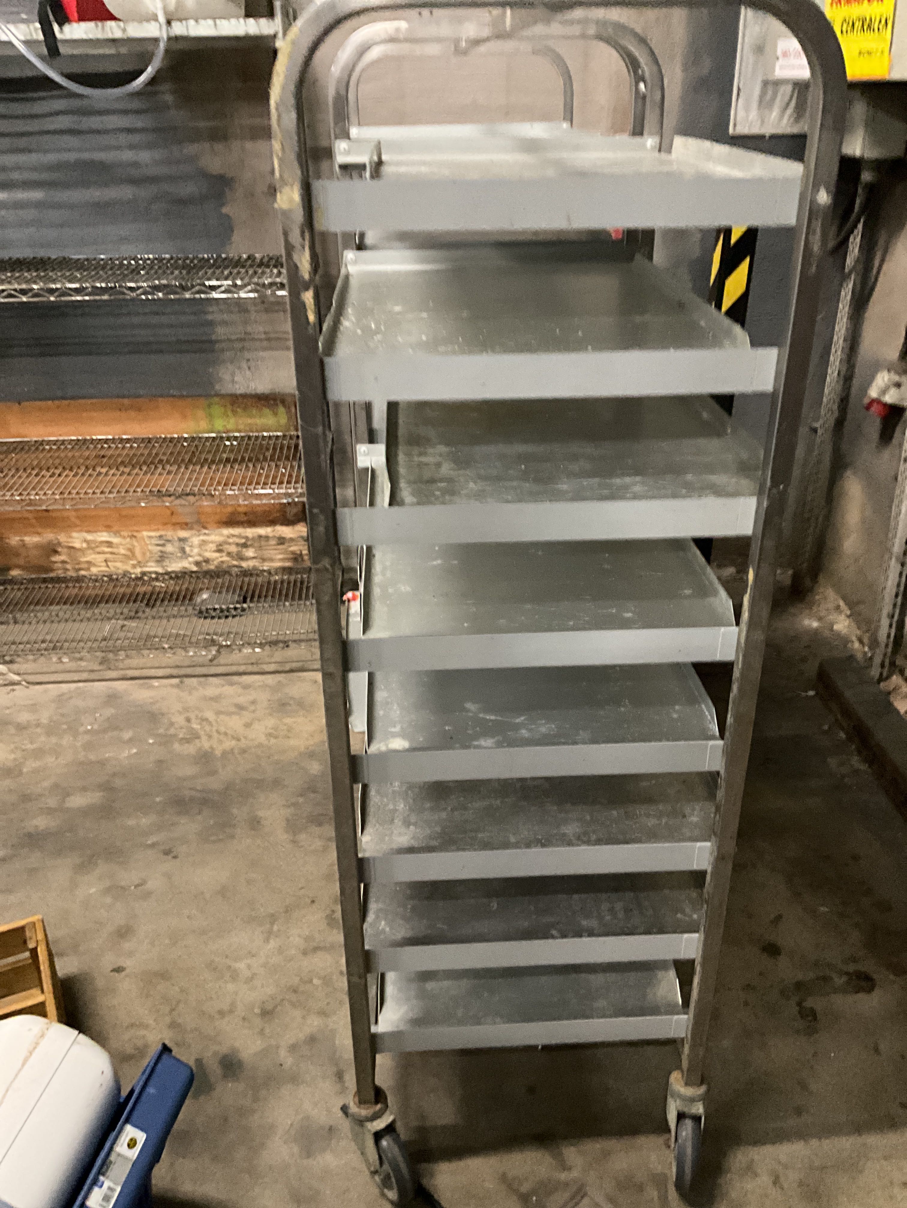 Storage shelf, two trolleys with removable plates - PS Auction - We ...