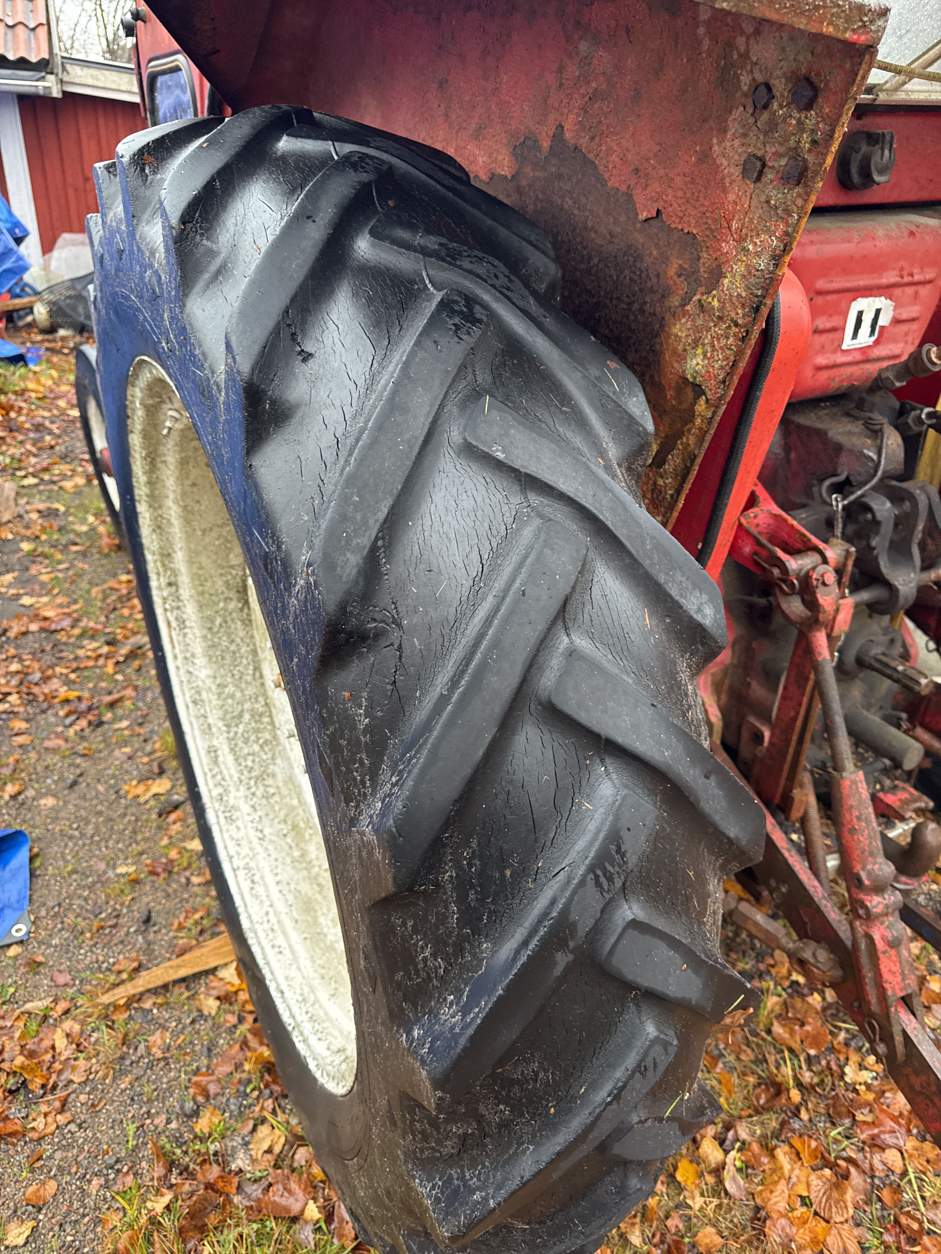 Traktor med TRIMA 800 lastare och gafflar HWO912 - INTERNATIONAL 475 TA ...