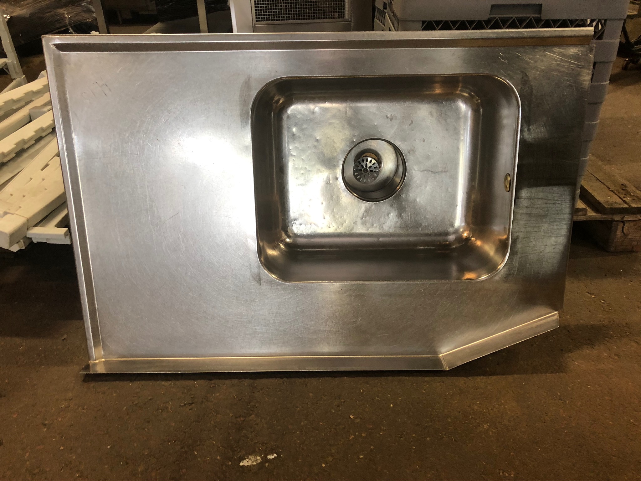 Kort inmatningsbänk (vänster) med stor ho och stor sil. Mått B100 x D ...