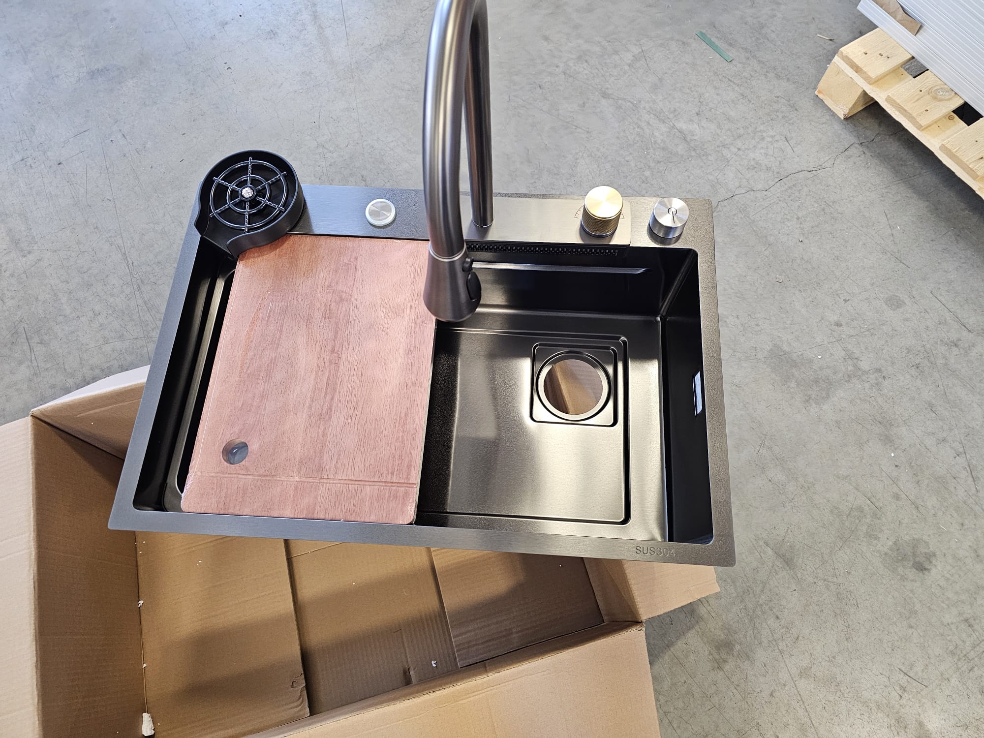 Diskho i rostfritt svart stål, nytt - frakt ingår - Auktioner online ...