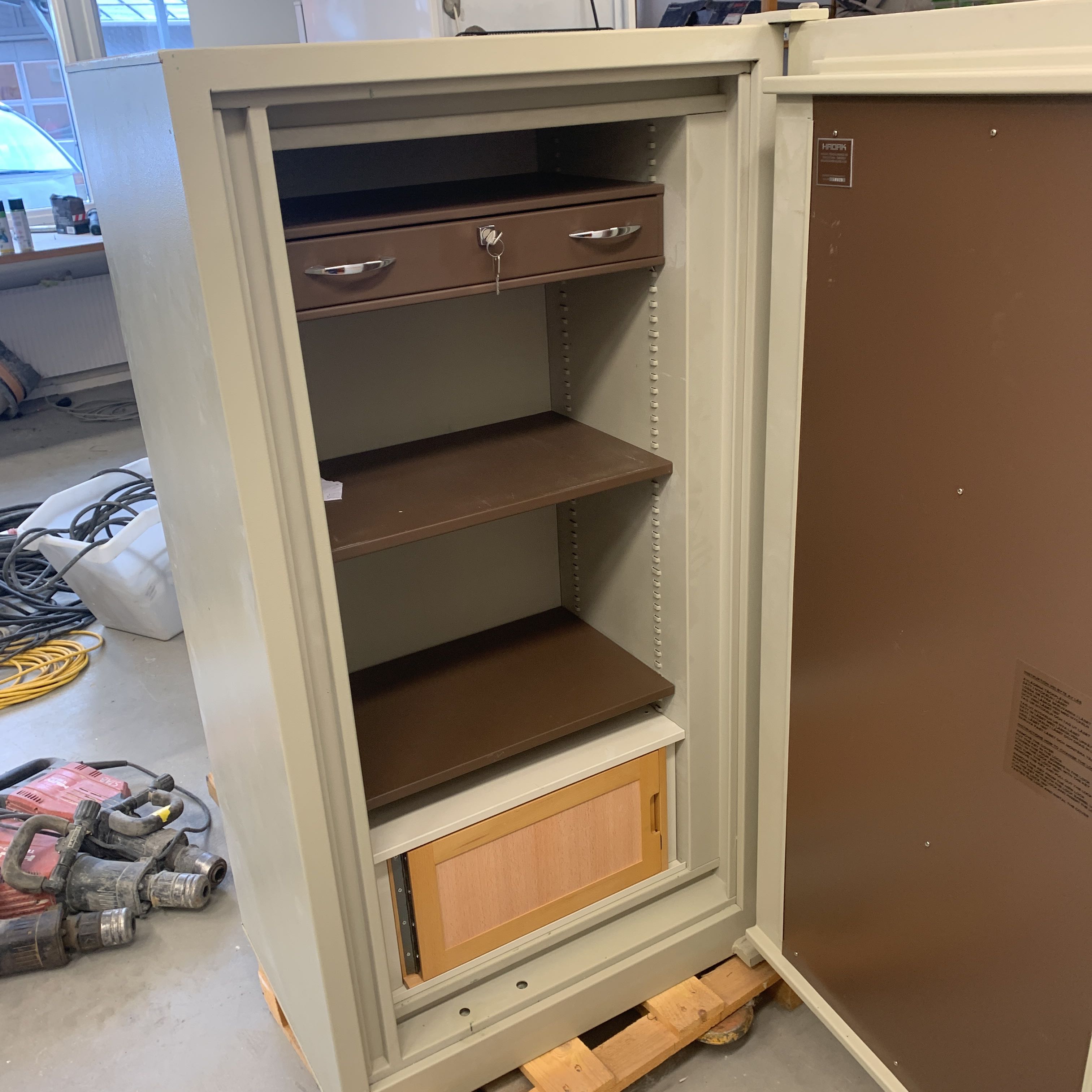 Safe Hadak 79x60x145cm - PS Auction - We value the future - Largest in ...