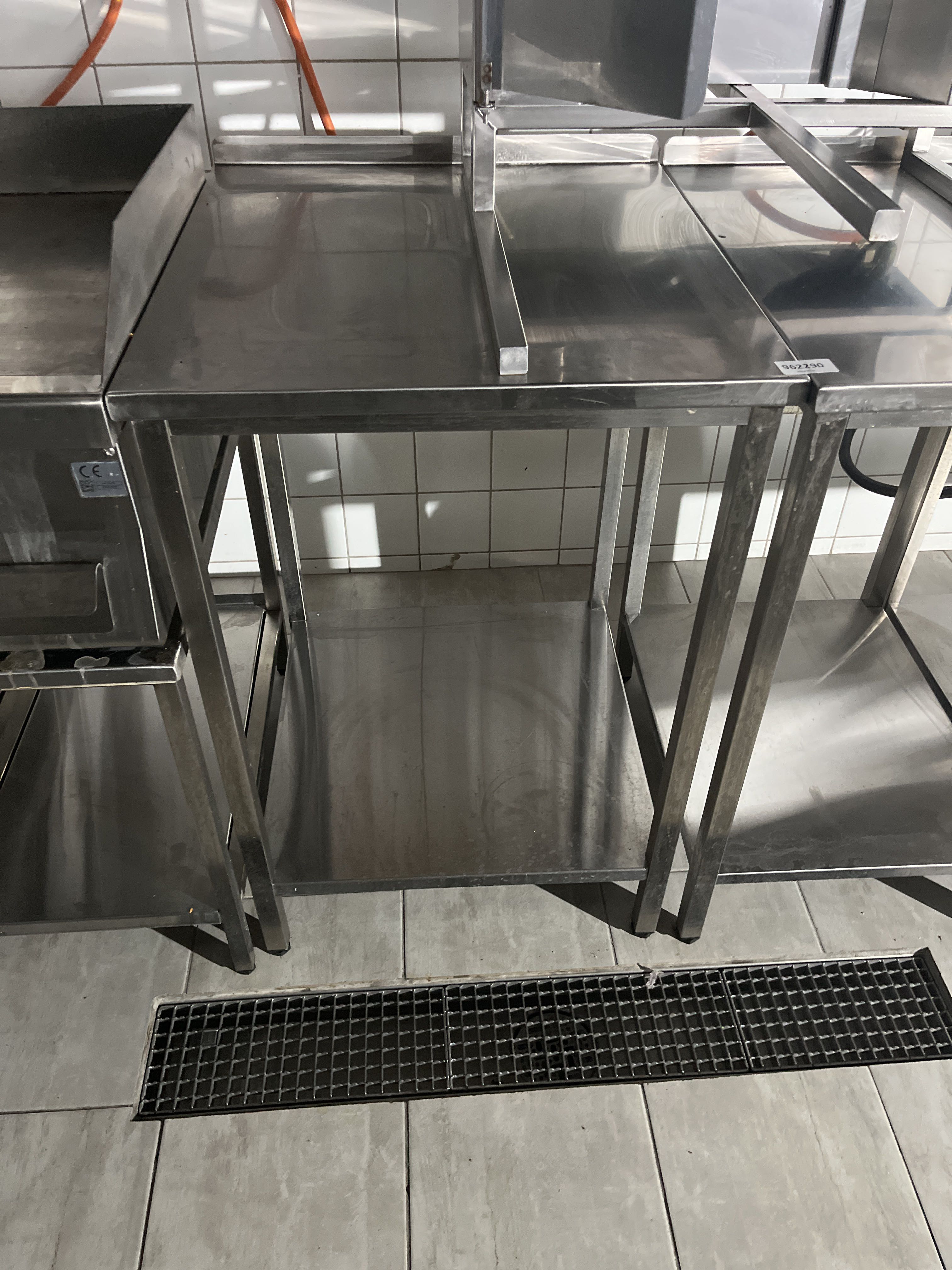 Rostfria bord 2 stycken - Auktioner online - Nätauktioner ...